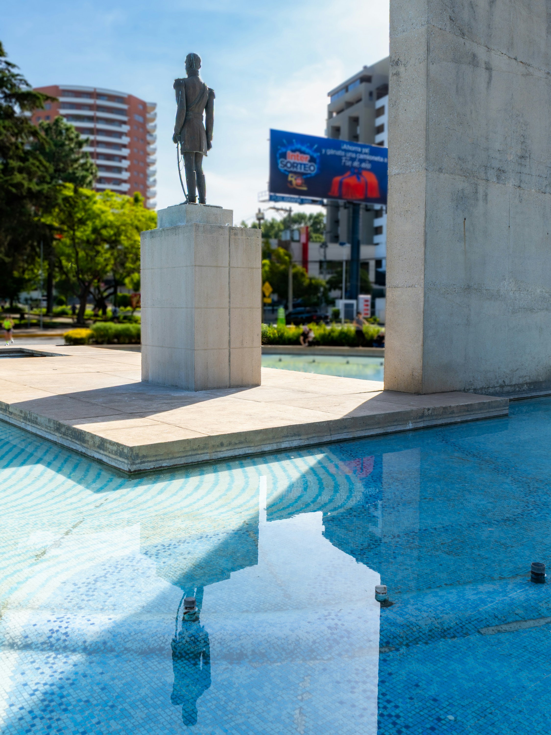 Bronze Sentinel: A Statue Overlooking the Plaza