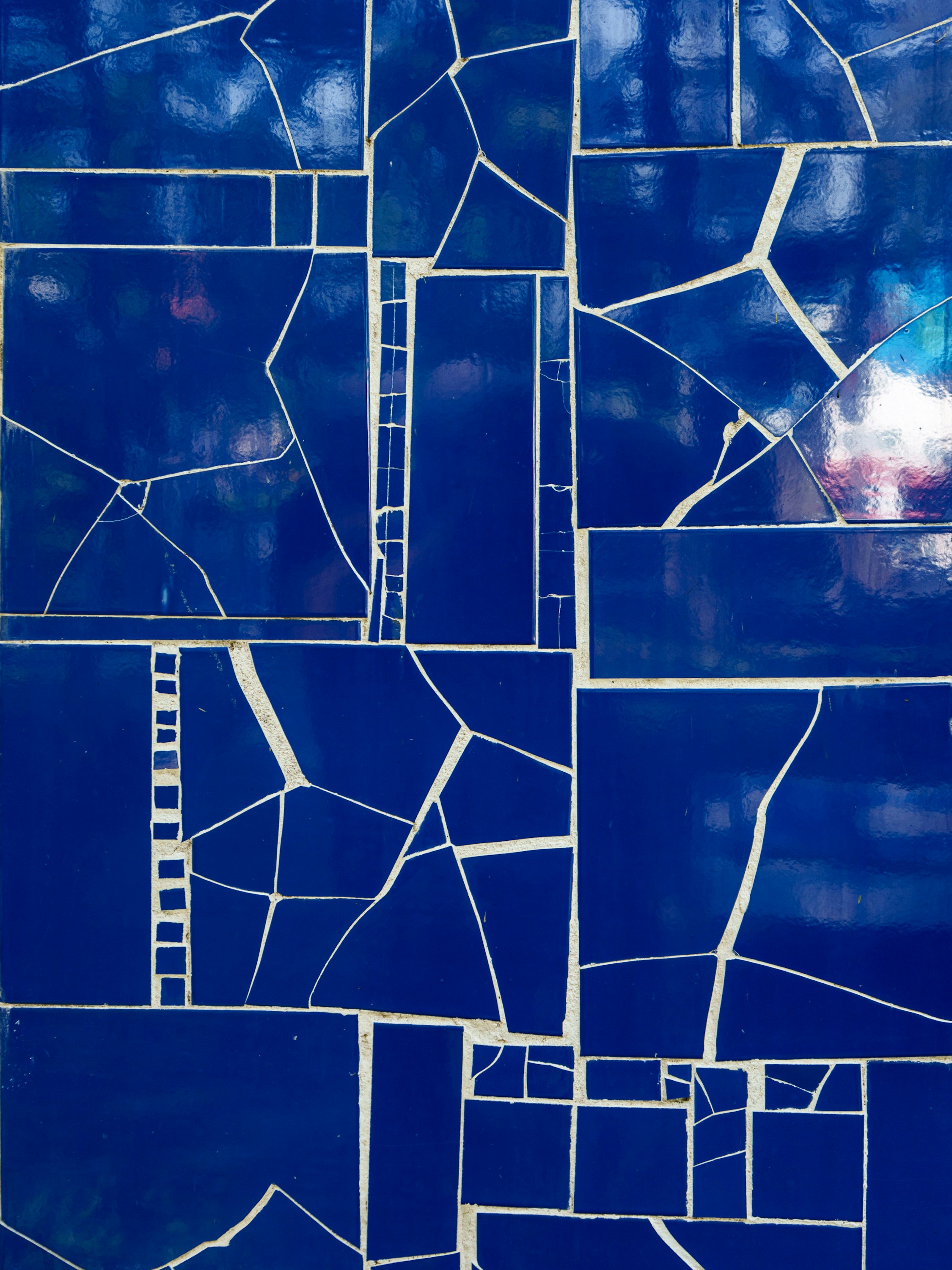 Broken Blue Mosaic: Fractured Tiles Converge Into a Geometric Rhythm
