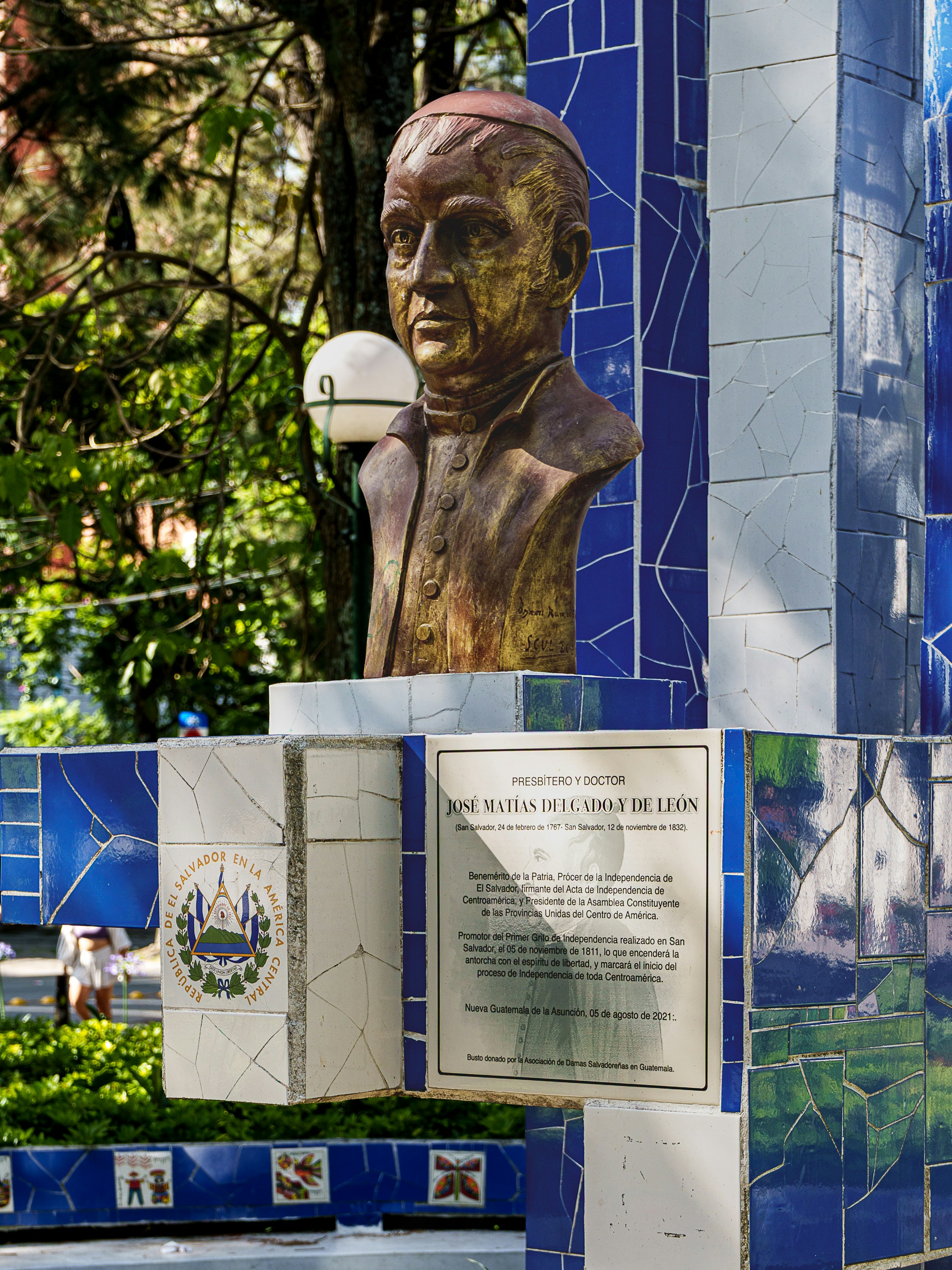 Bust Above the Mosaic Pillars: A Tribute in Blue Tile