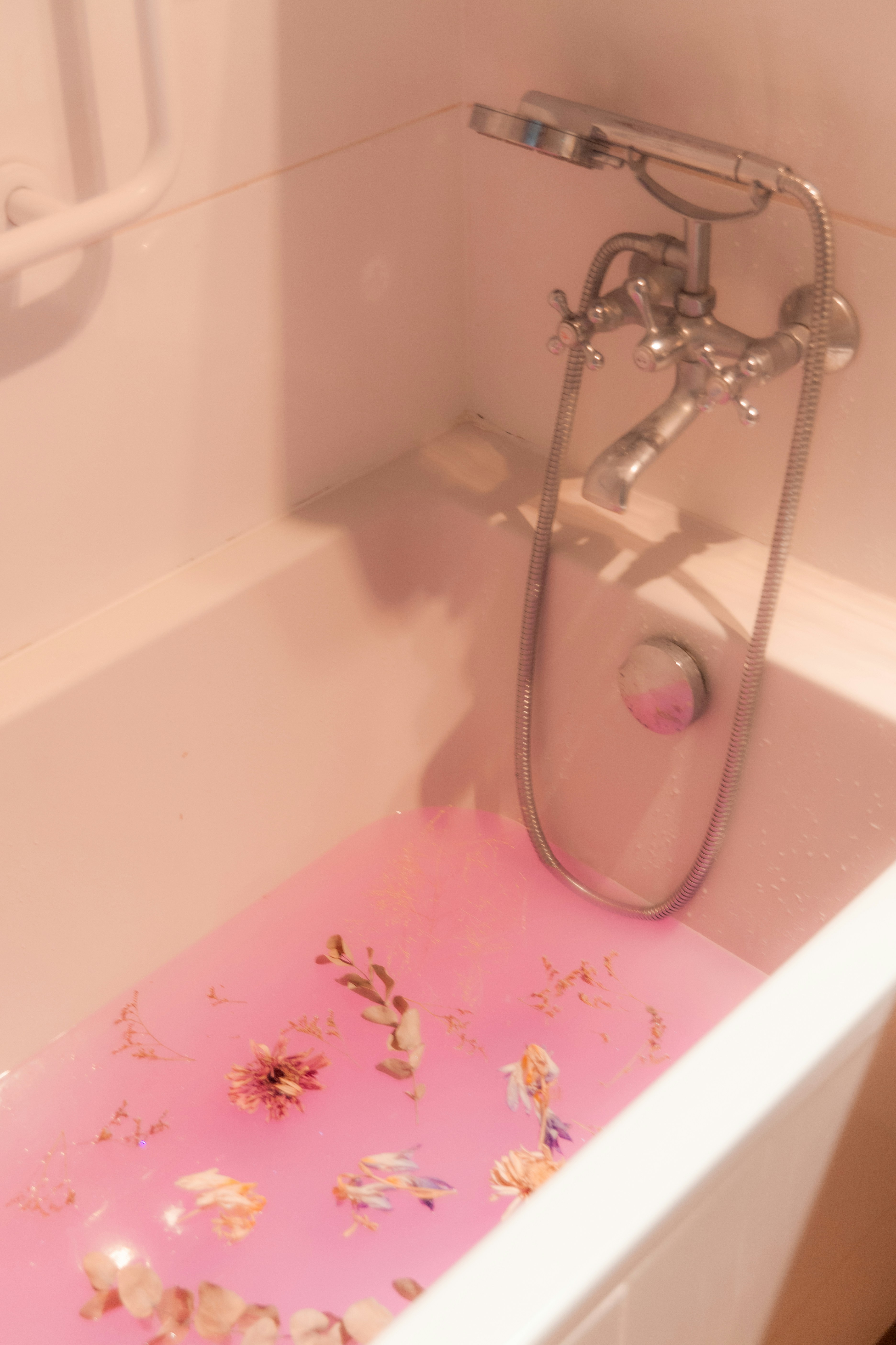 Rose-tinted Bath: A Quiet Moment in a Vintage Tub