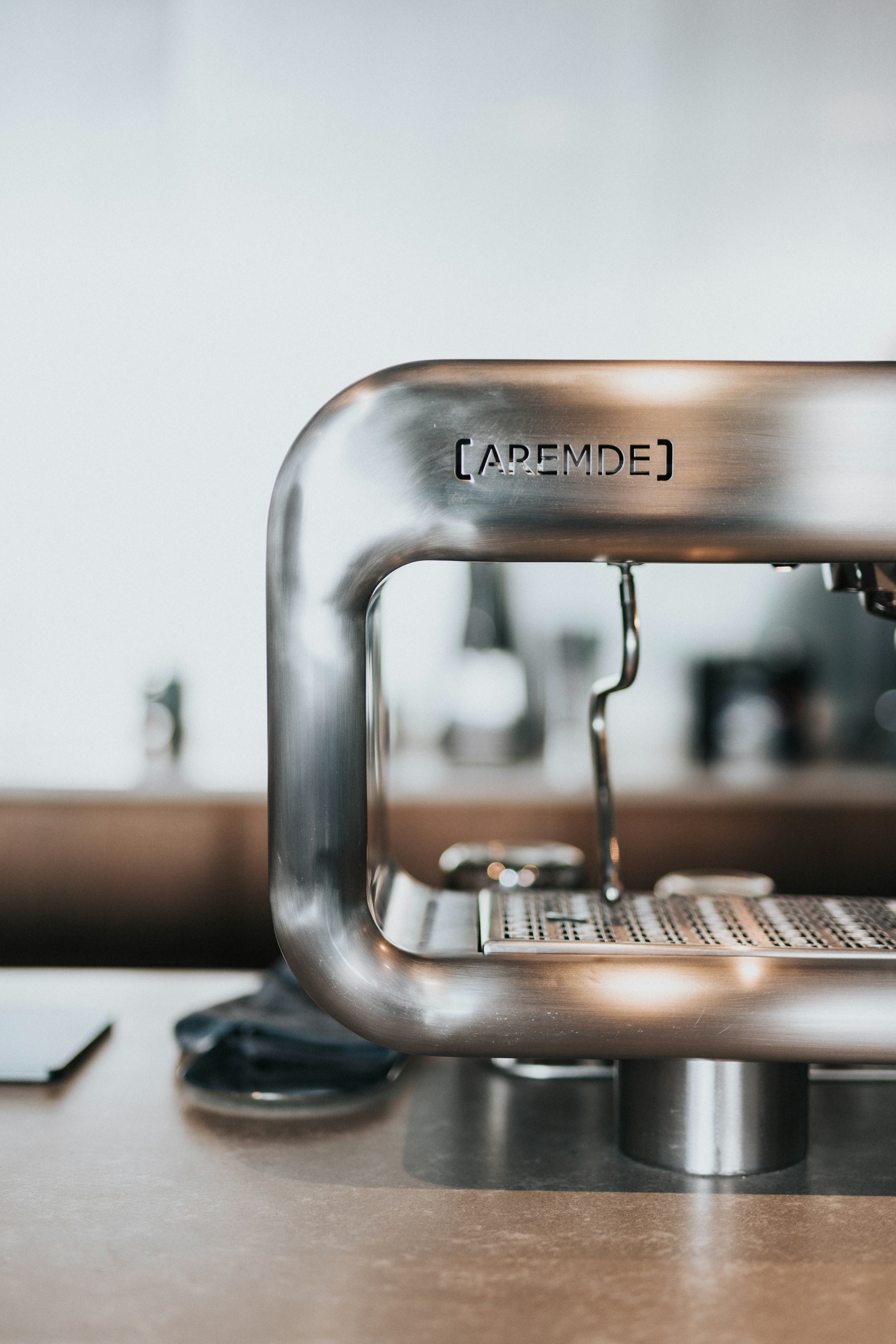 Polished espresso frame: a close look at the Aremde machine's curves