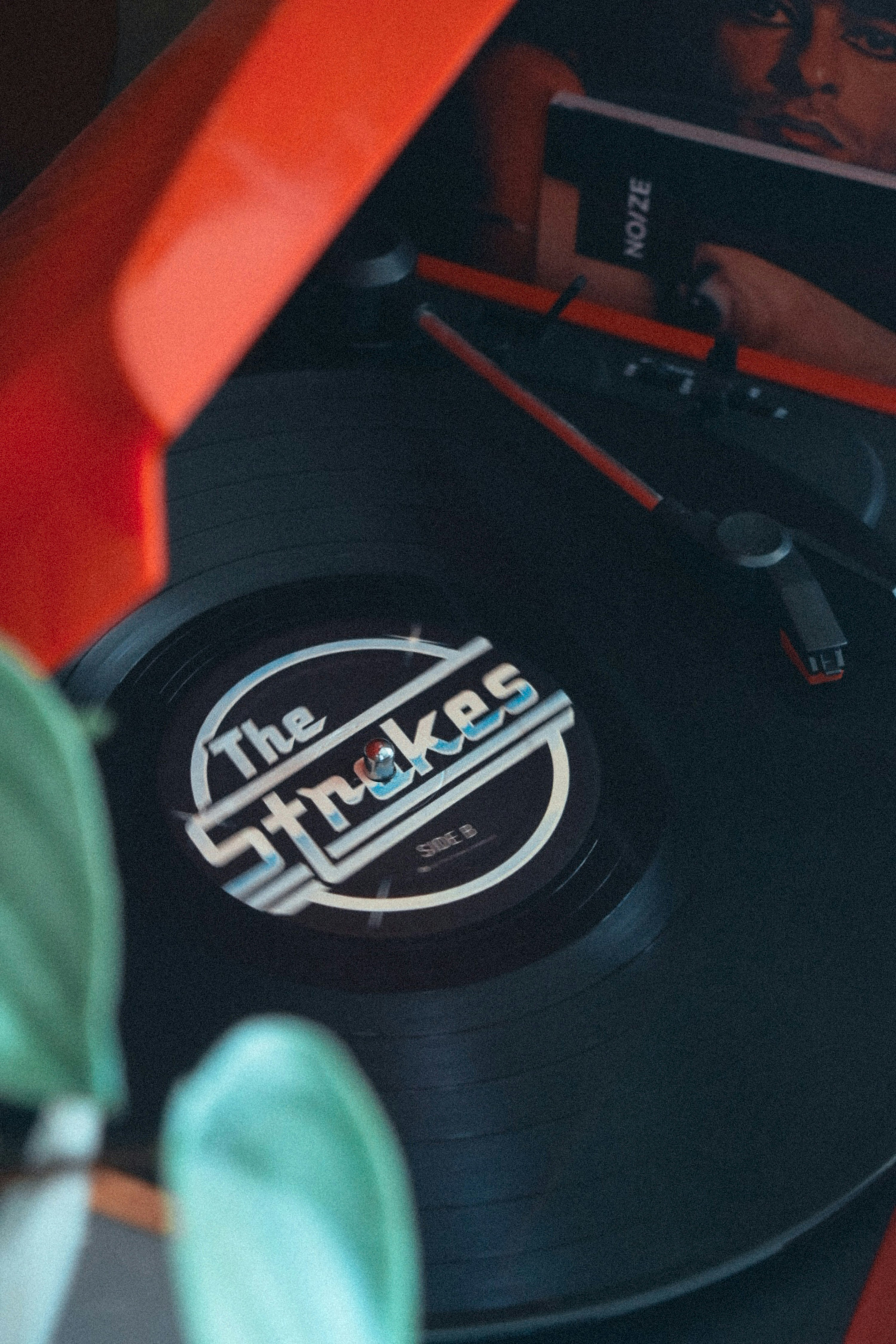 Groove Night: The Strackes Spin on a Retro Vinyl Scene