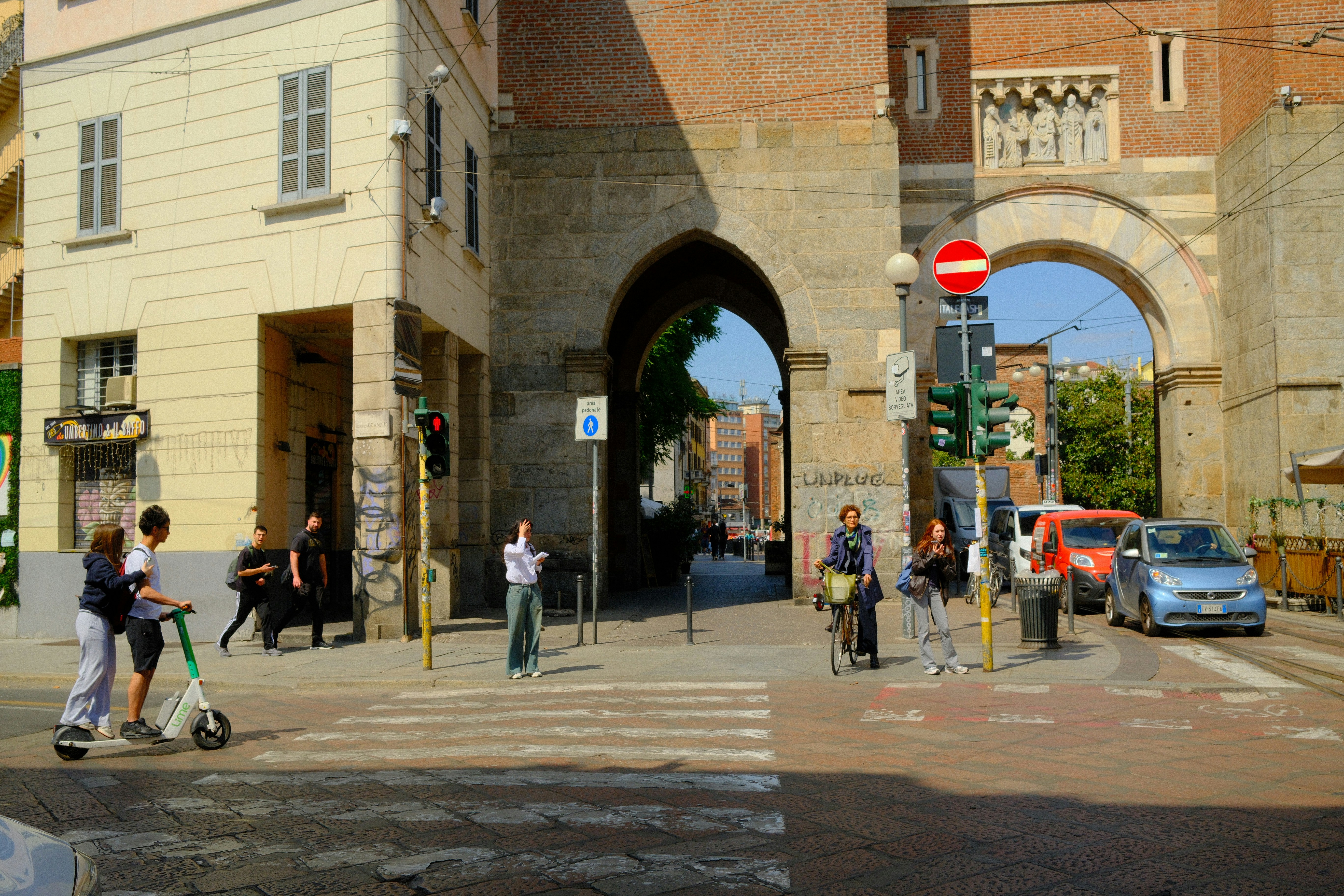 City Archway Central: Pedestrians and Cyclists Under a Historic Gateway