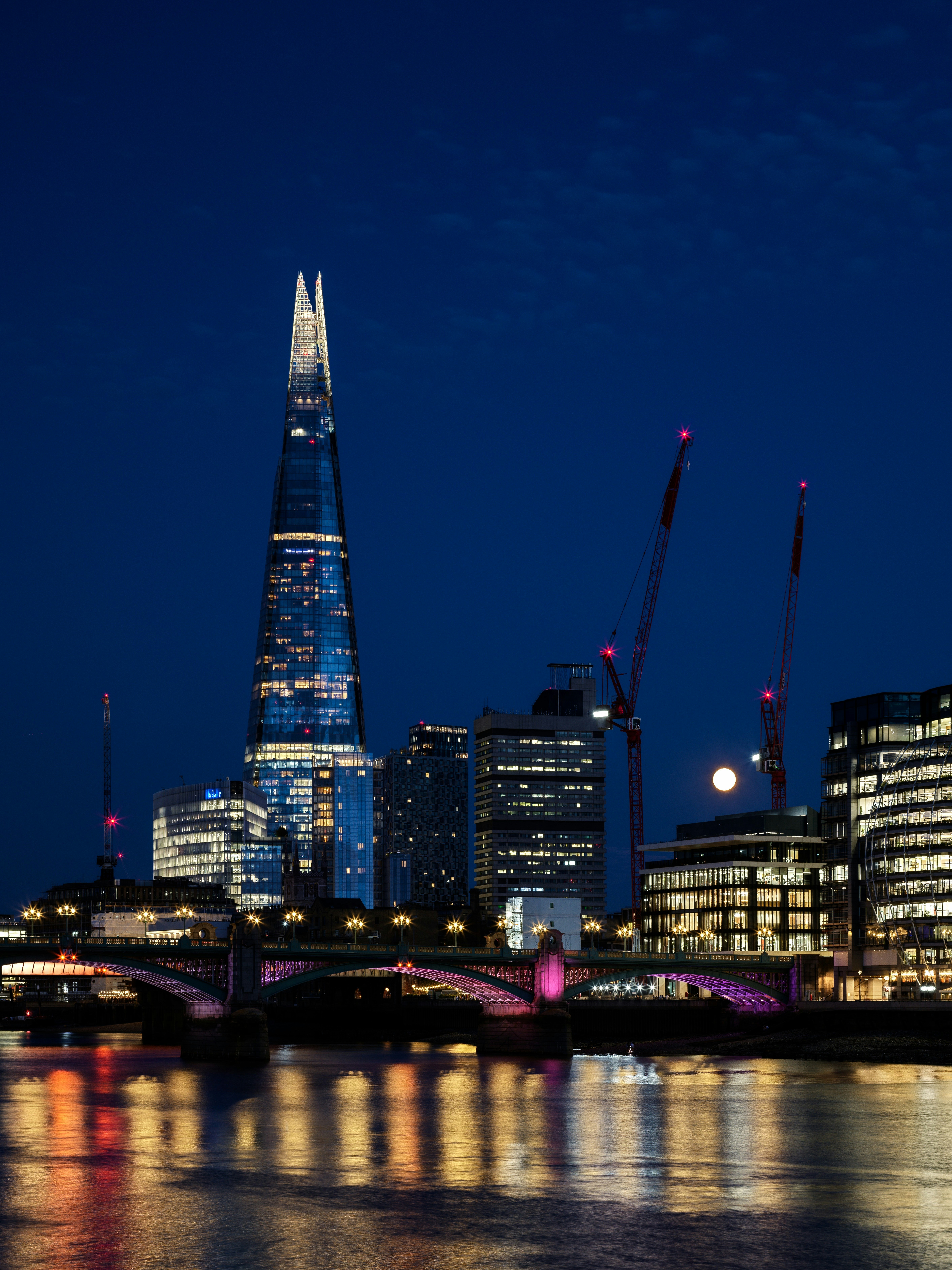 Shimmering London-Mode Skyline: The Shard Tower Under Night Sky