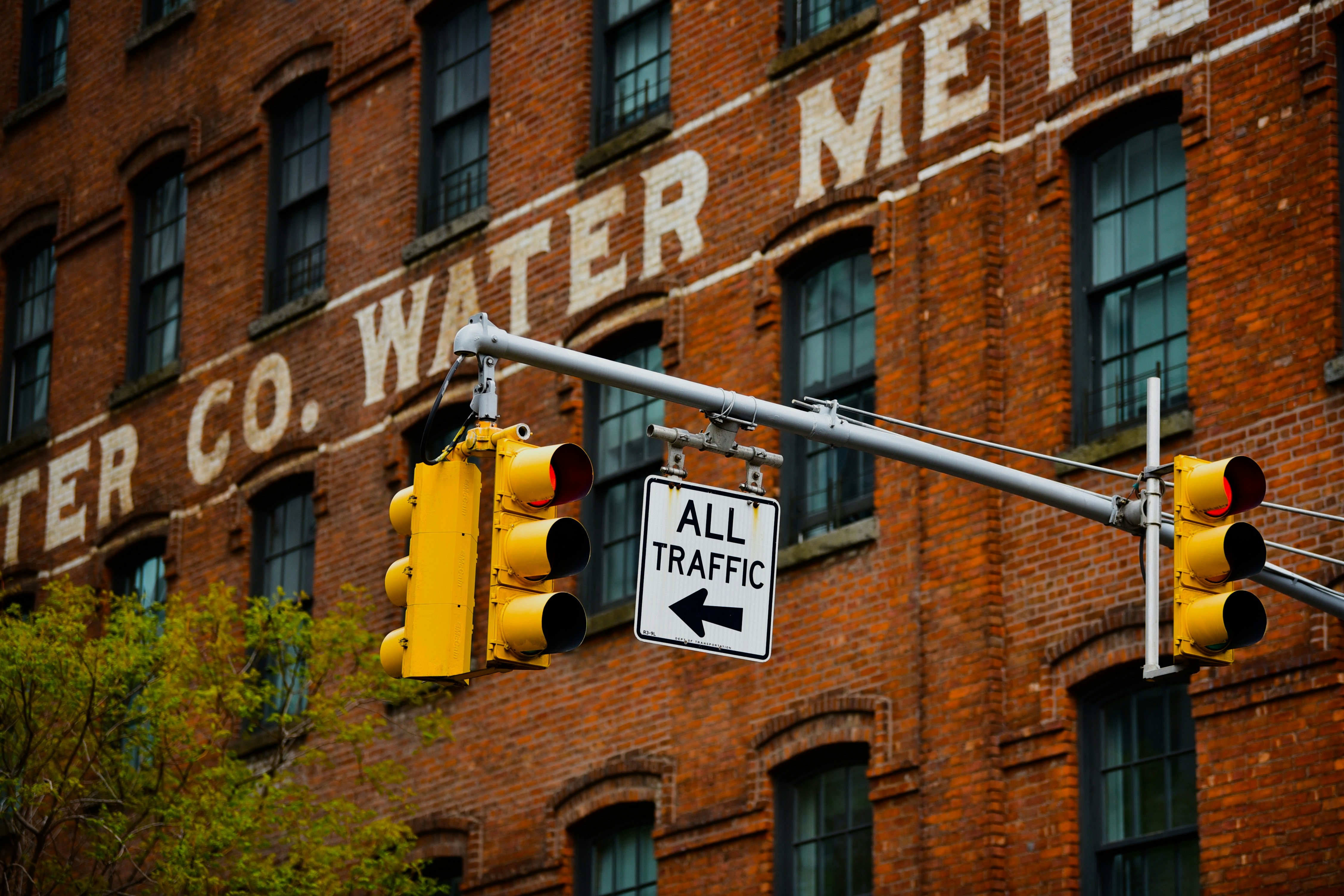 Brick Facade & Traffic Signals: A Stroke of Urban Time