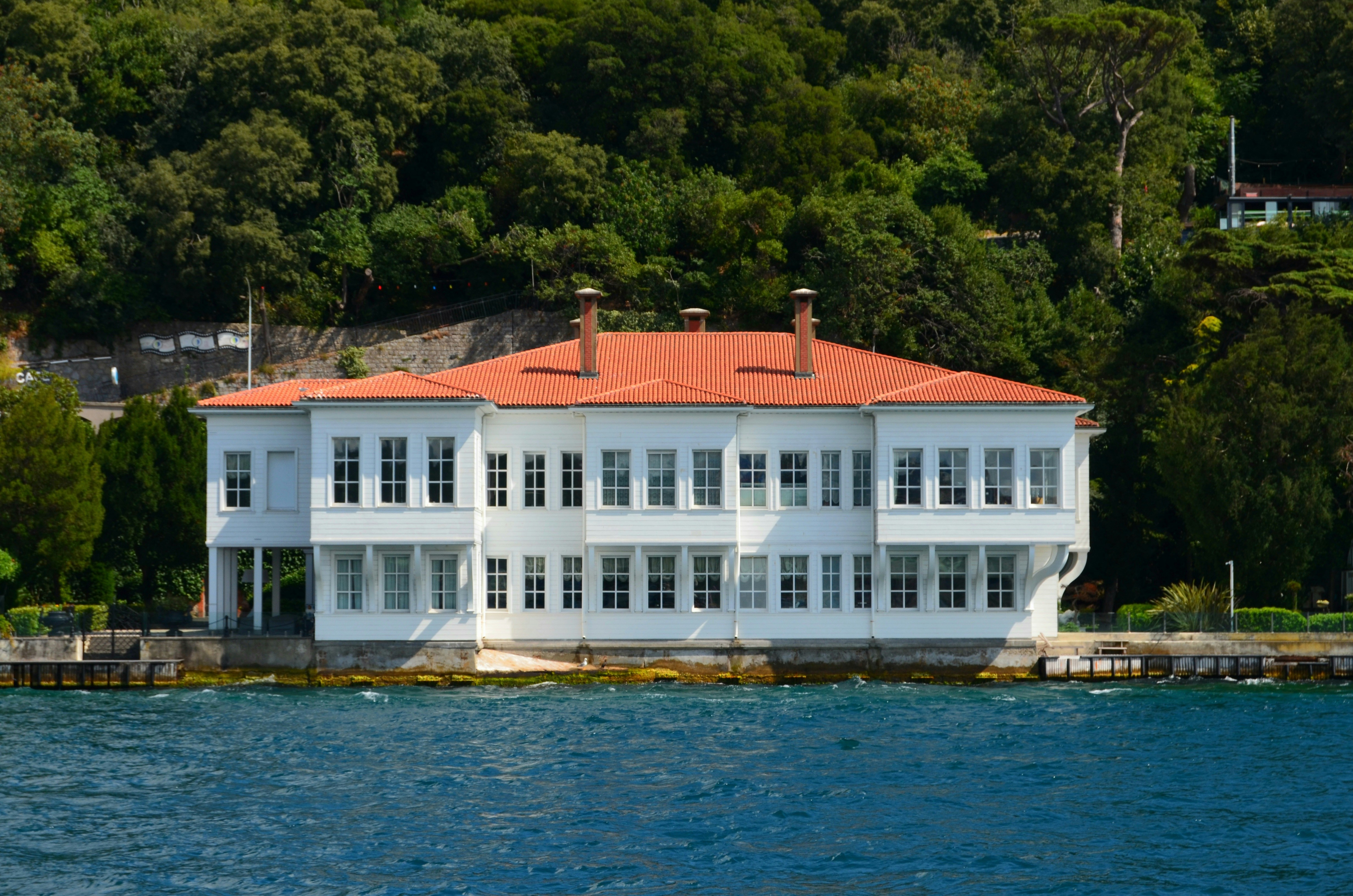 White Villa on the Waterfront: Classic Symmetry by the Shore