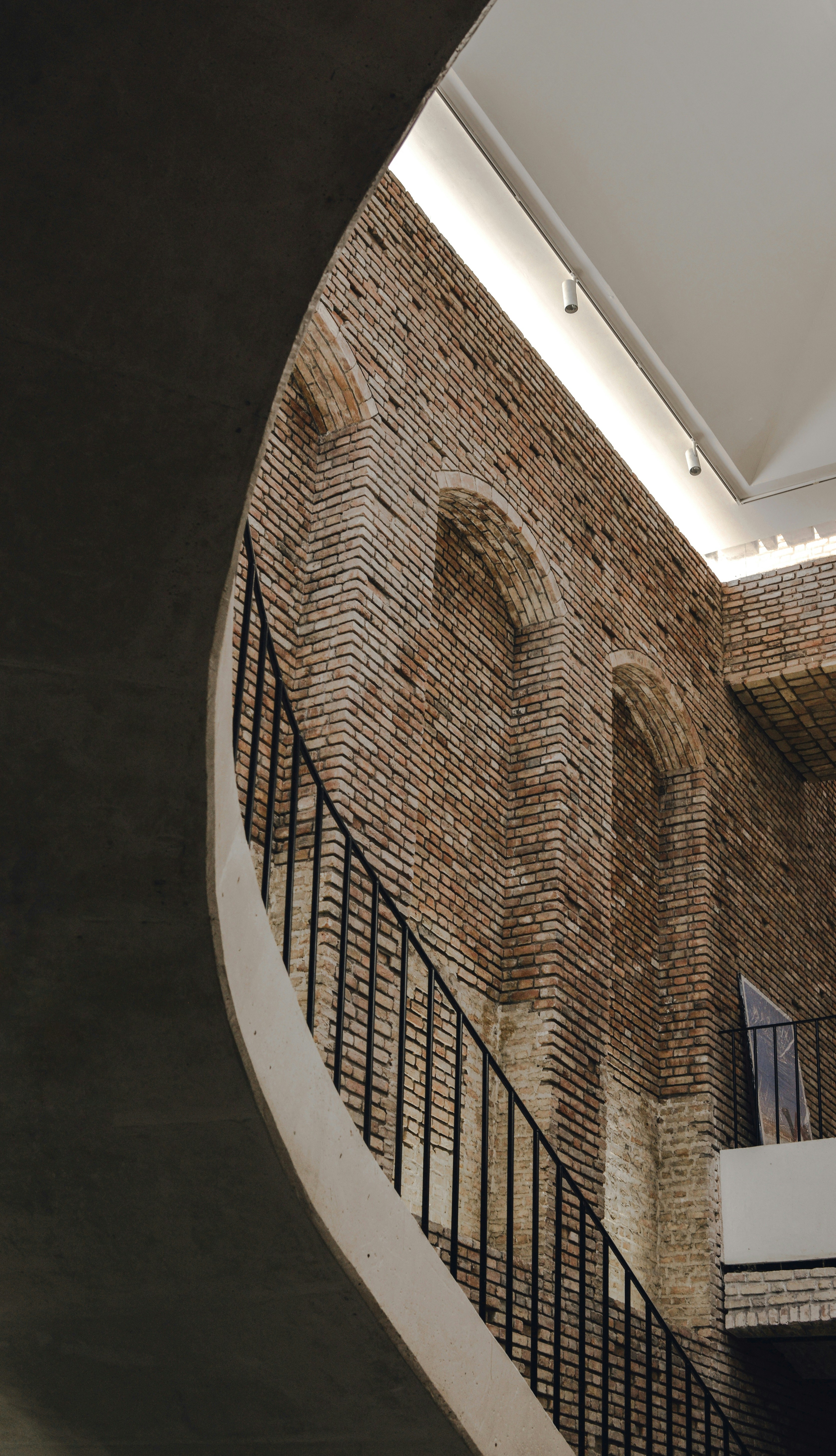 Brick Archway Curve: Staircase and Stone Archset in Modern Loft