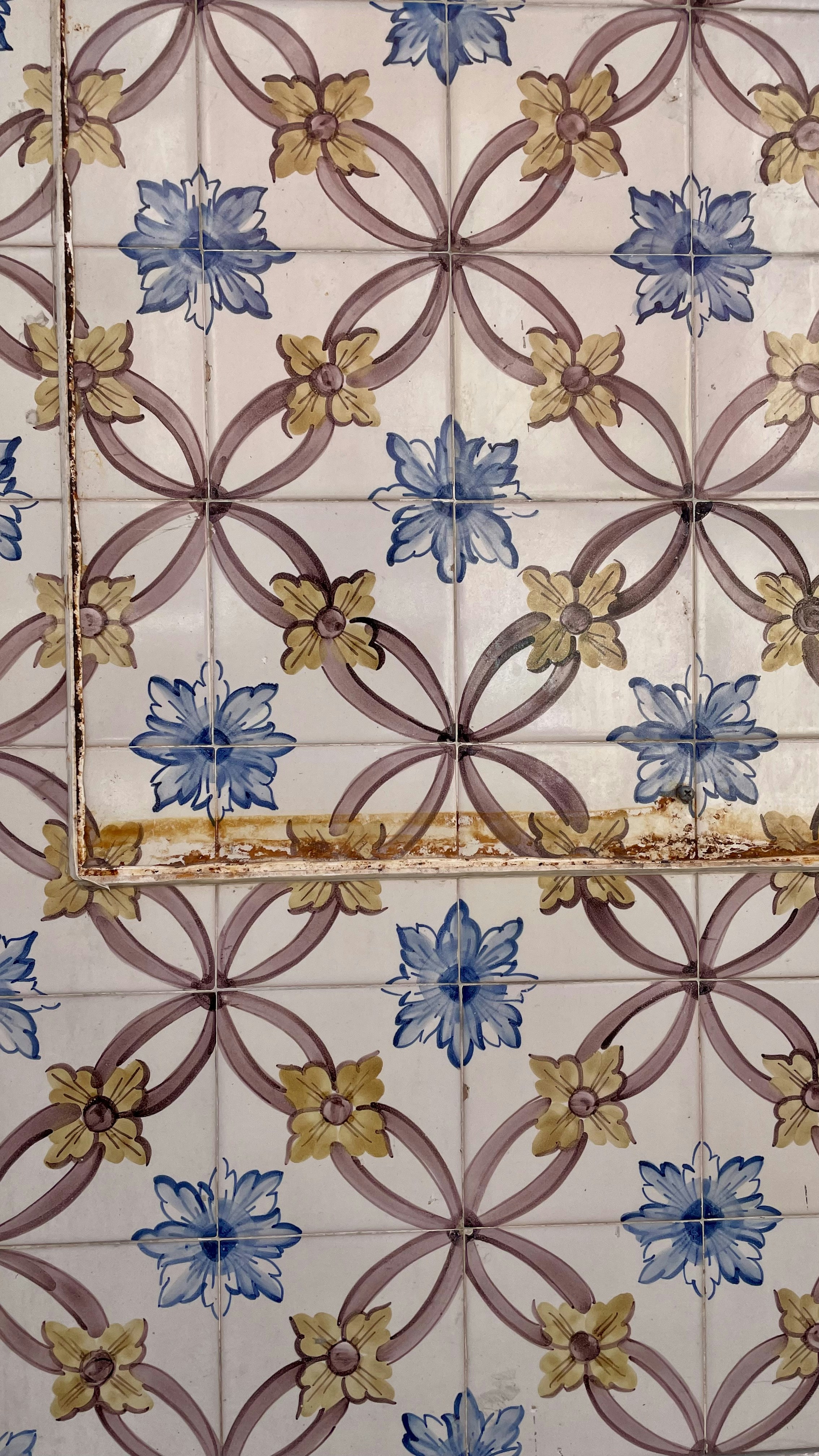 Patterned Tiles: Interlocking Floral Circles in Soft Pastel Blues and Yellows