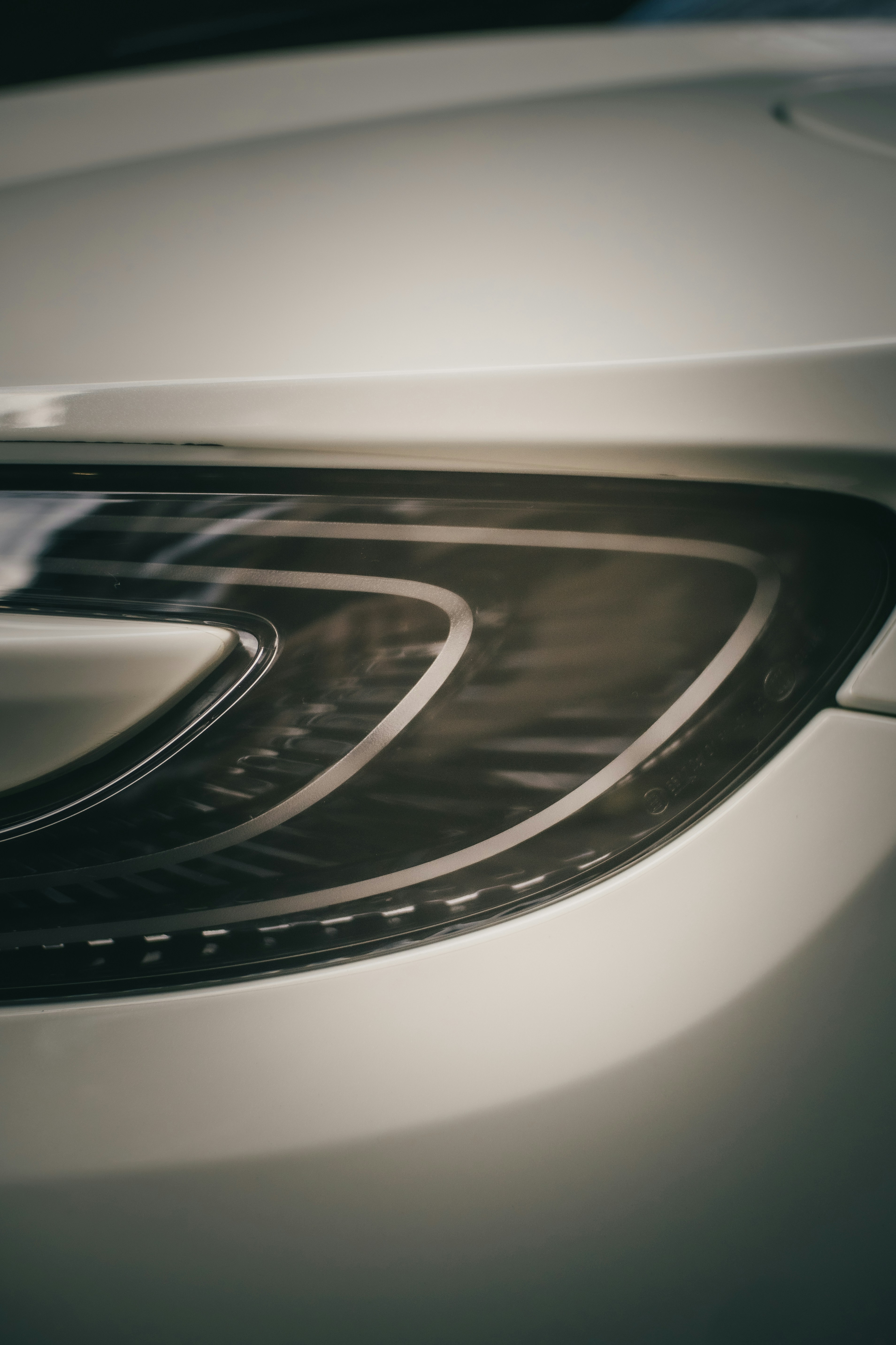 Curved Light: The Car's Headlamp in Soft Focus