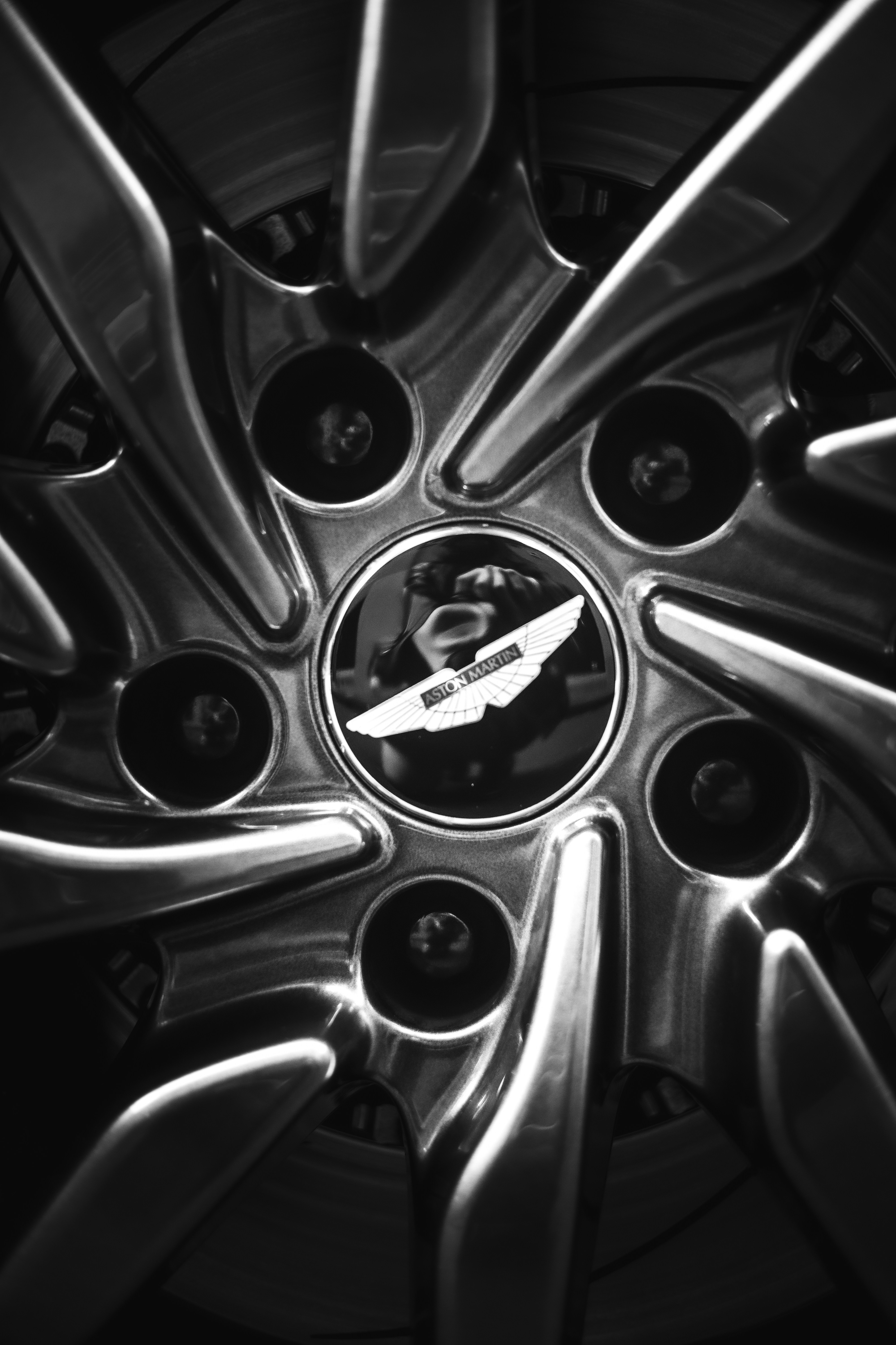Centered emblem: a close-knit look at the alloy wheel hub