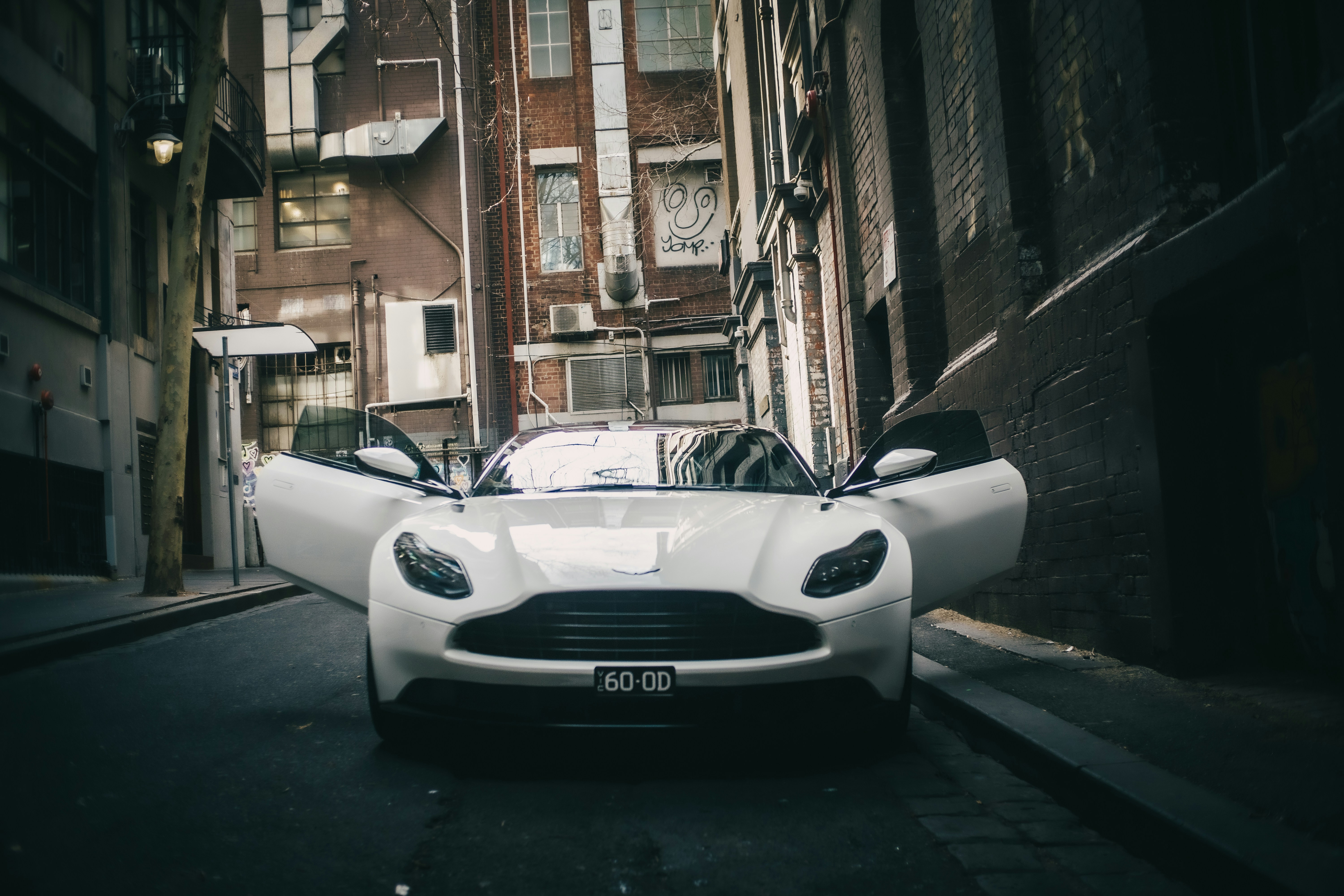 White Aston Martin Bunker Run: Midnight Alley Supercar