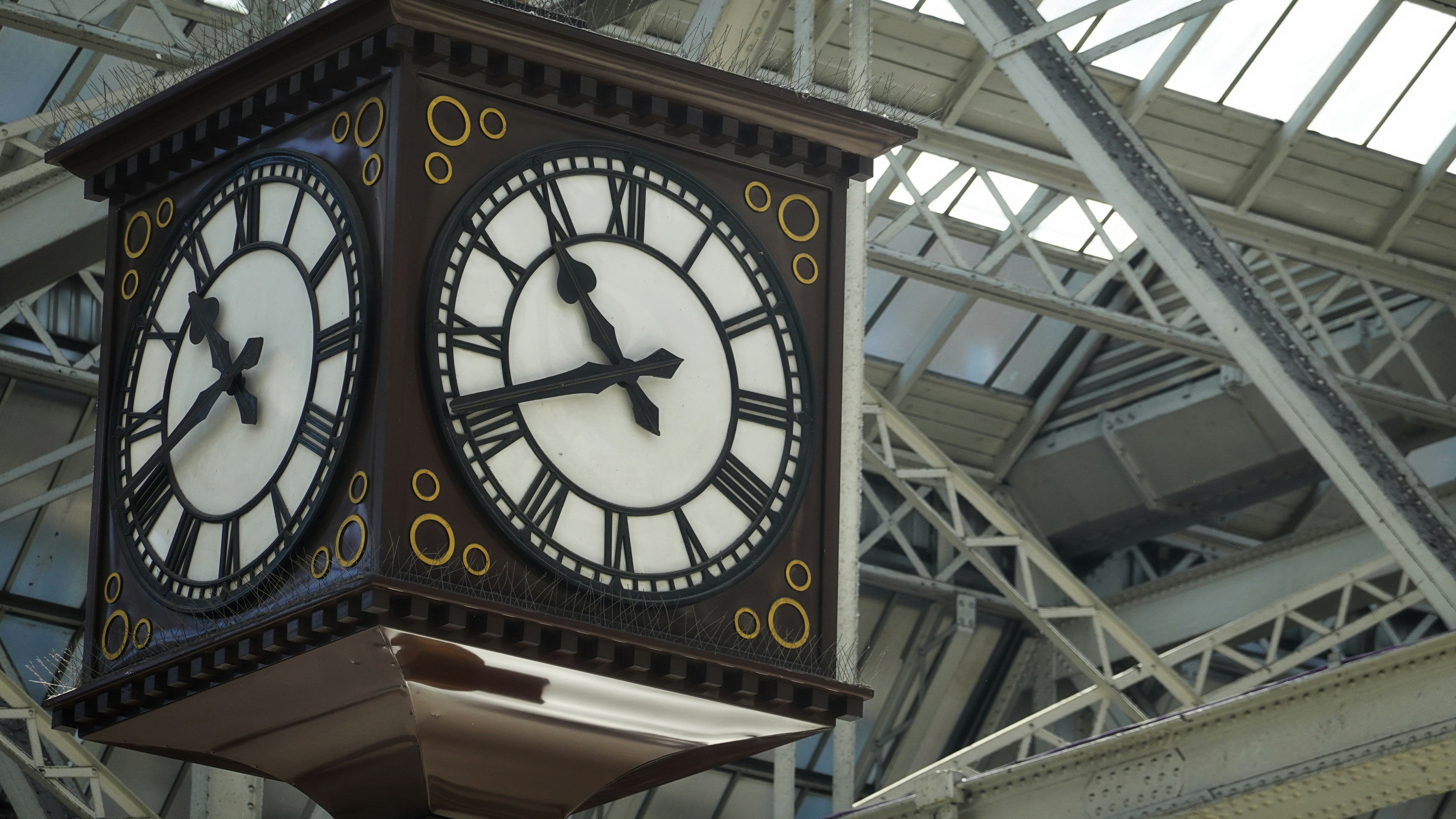 Timeless Sentinel: A Giant Clock Crowned by Steel Trusses