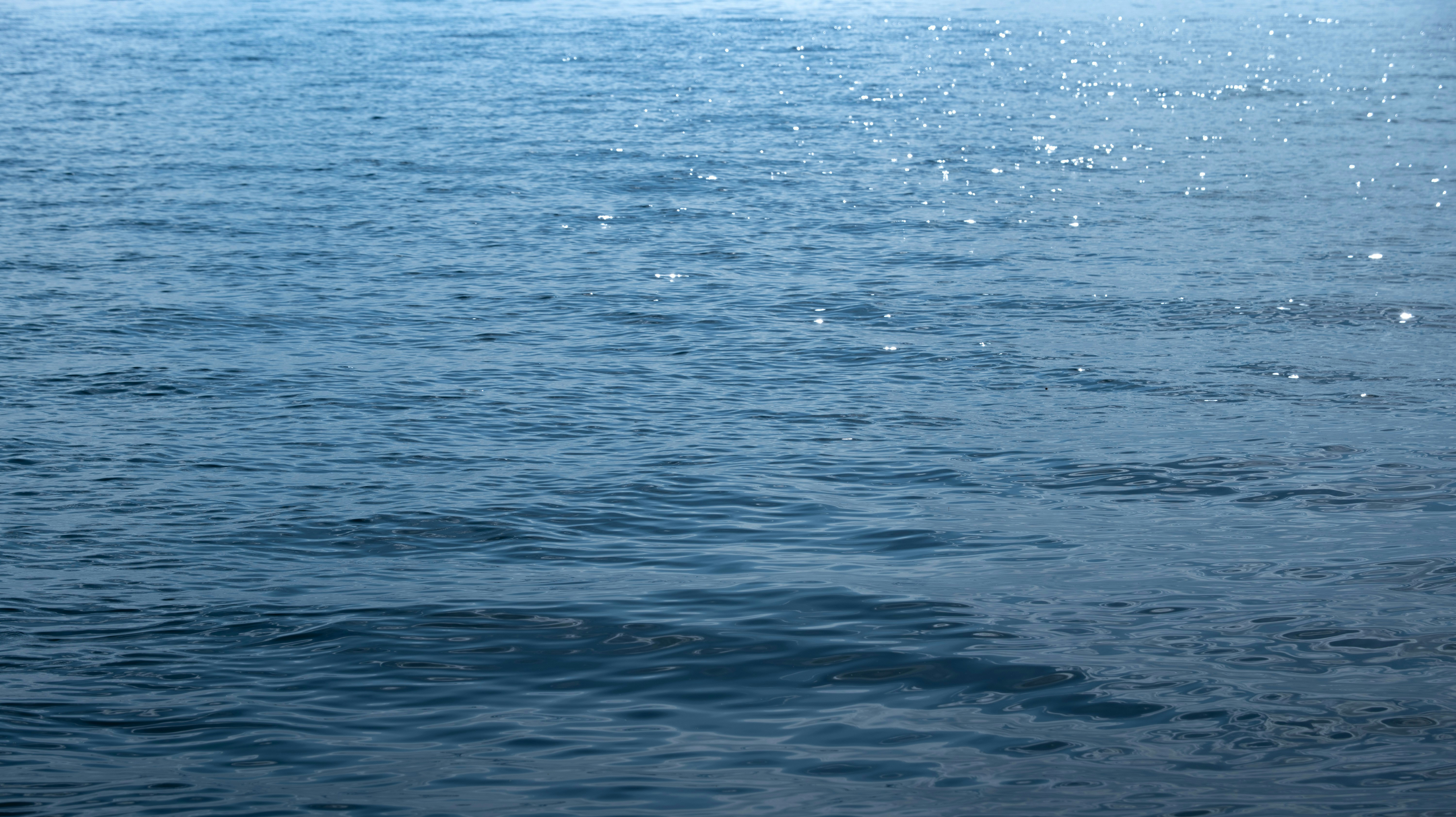 Glittering Ocean Light Across a Quiet Horizon