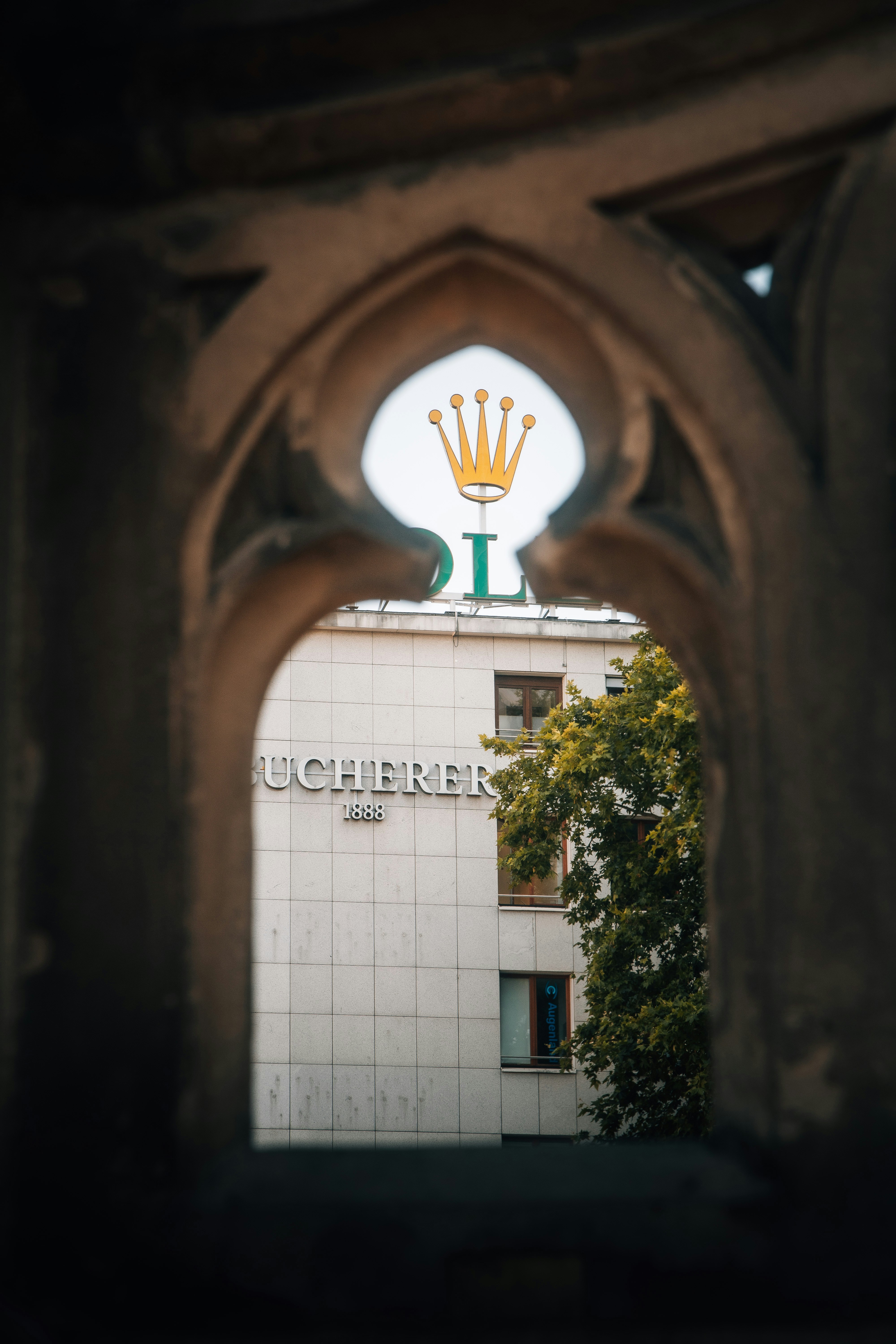 View through the Arch: A Crown Above the City