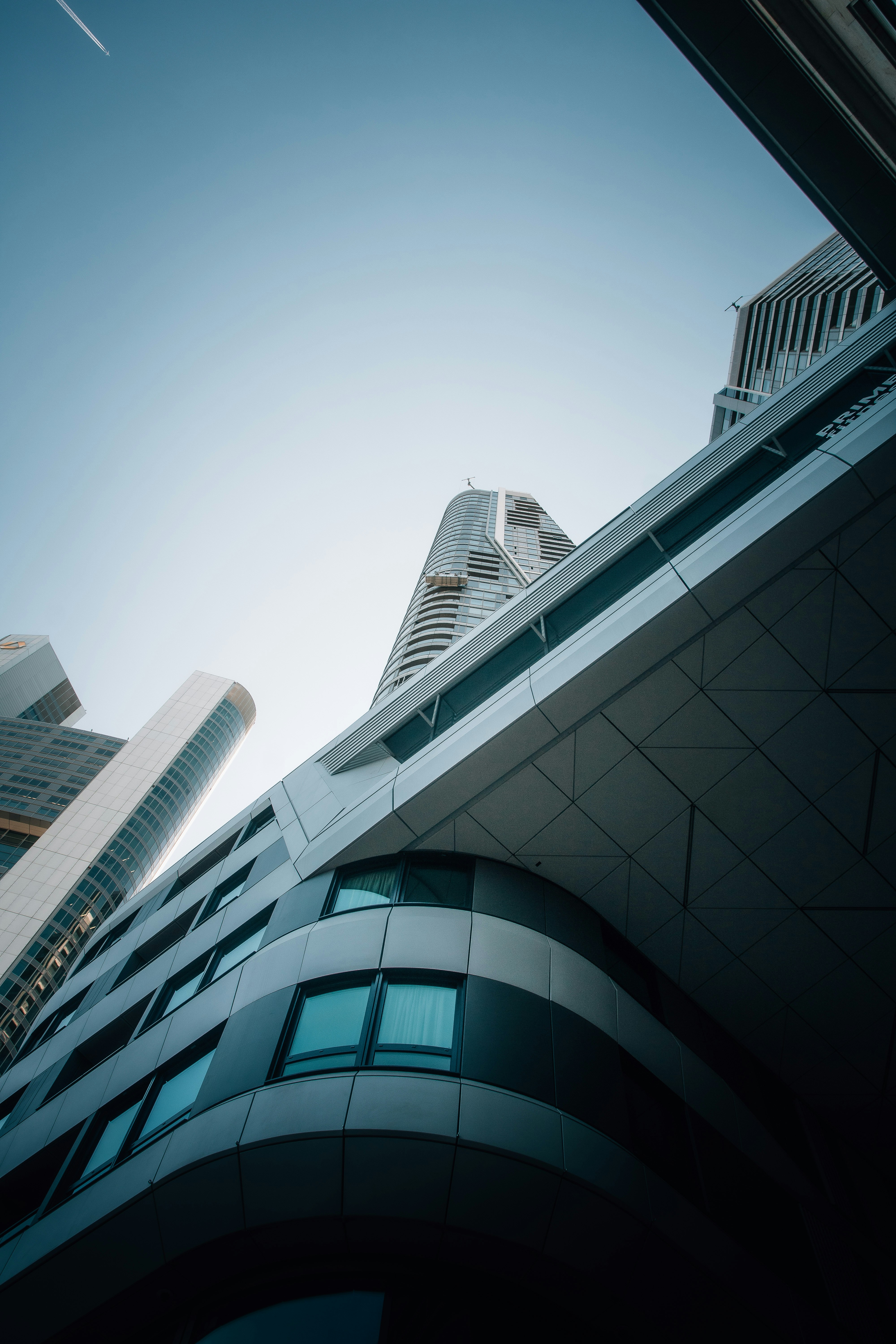 Angular Horizons: Skyscrapers Converge under a Clear Sky