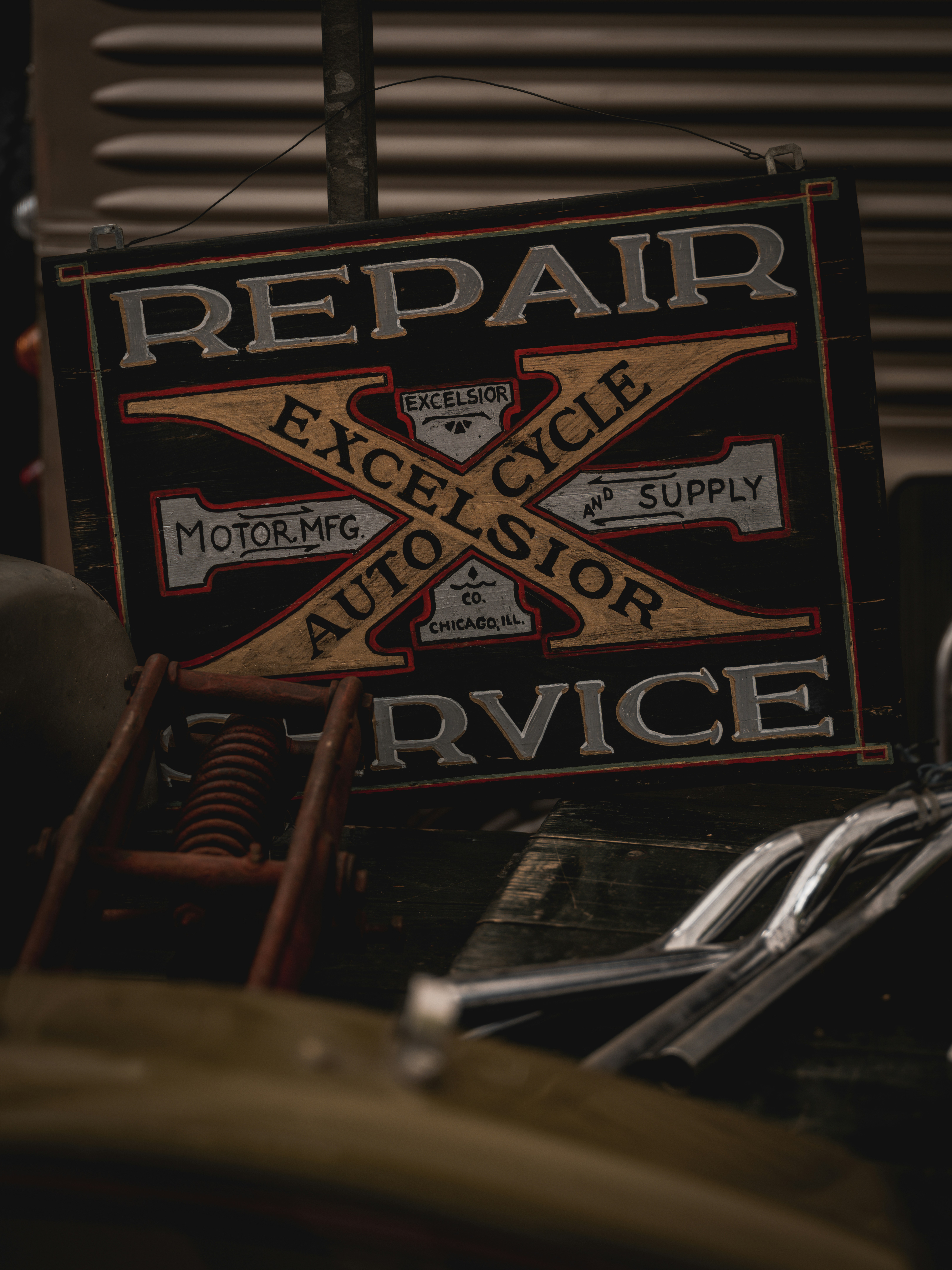 Vintage Sign, Modern Quiet: Repair Shop Neon in Soft Night Light
