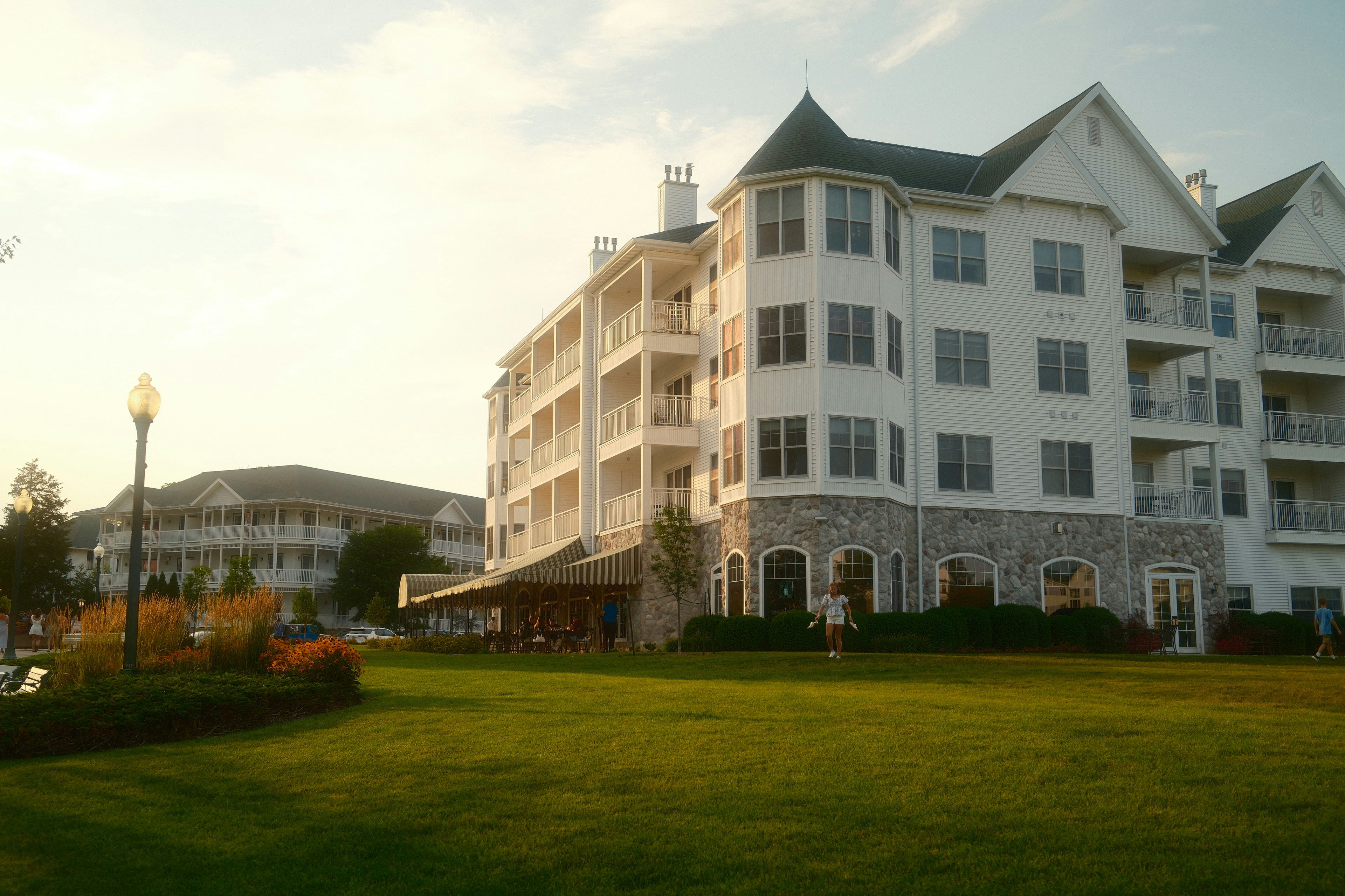Sunlit Coastal Lodge: A Corner of Calm by the Lawn