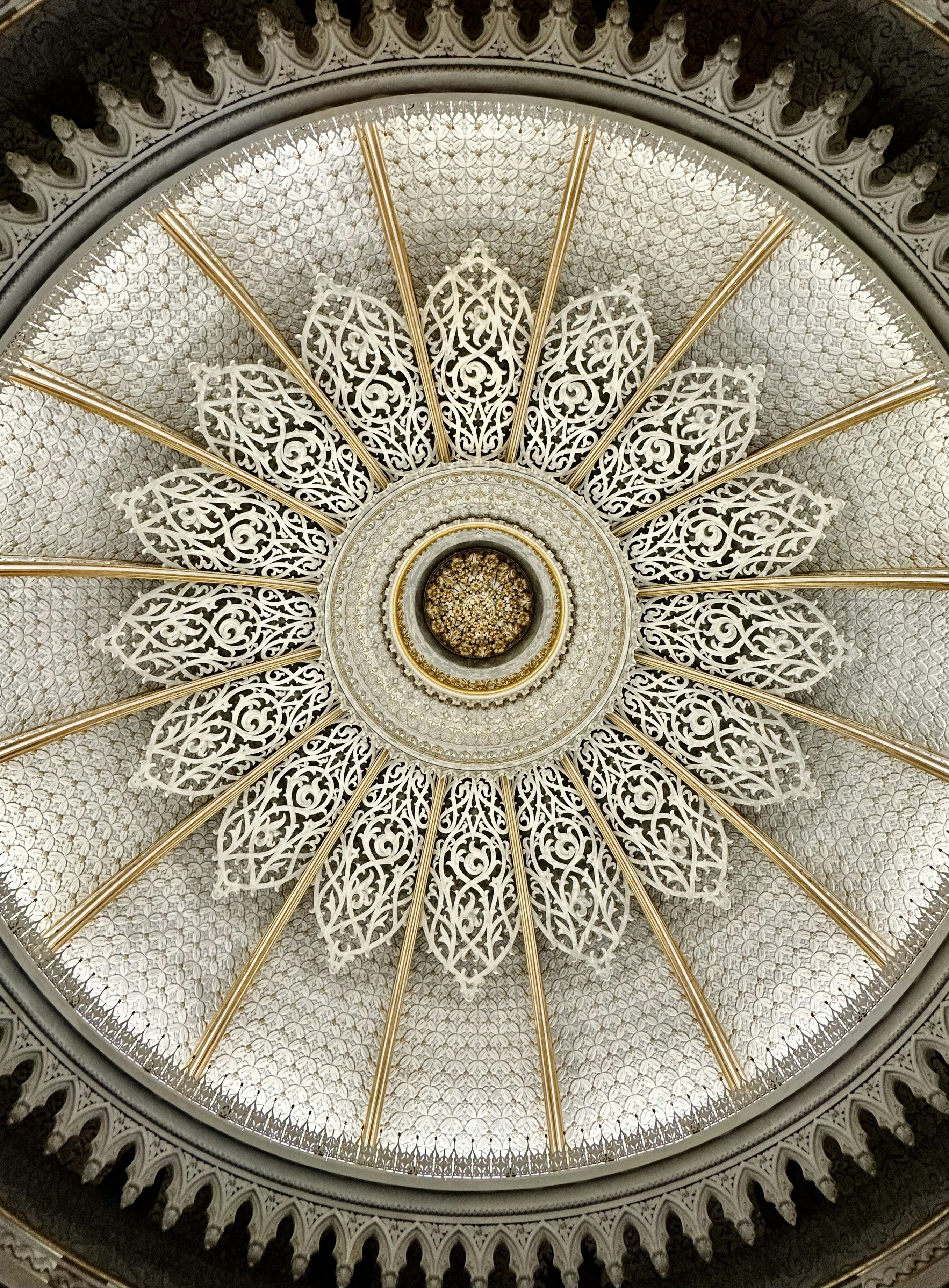 Central Dome of Light: A Symmetry of Lace and Gold