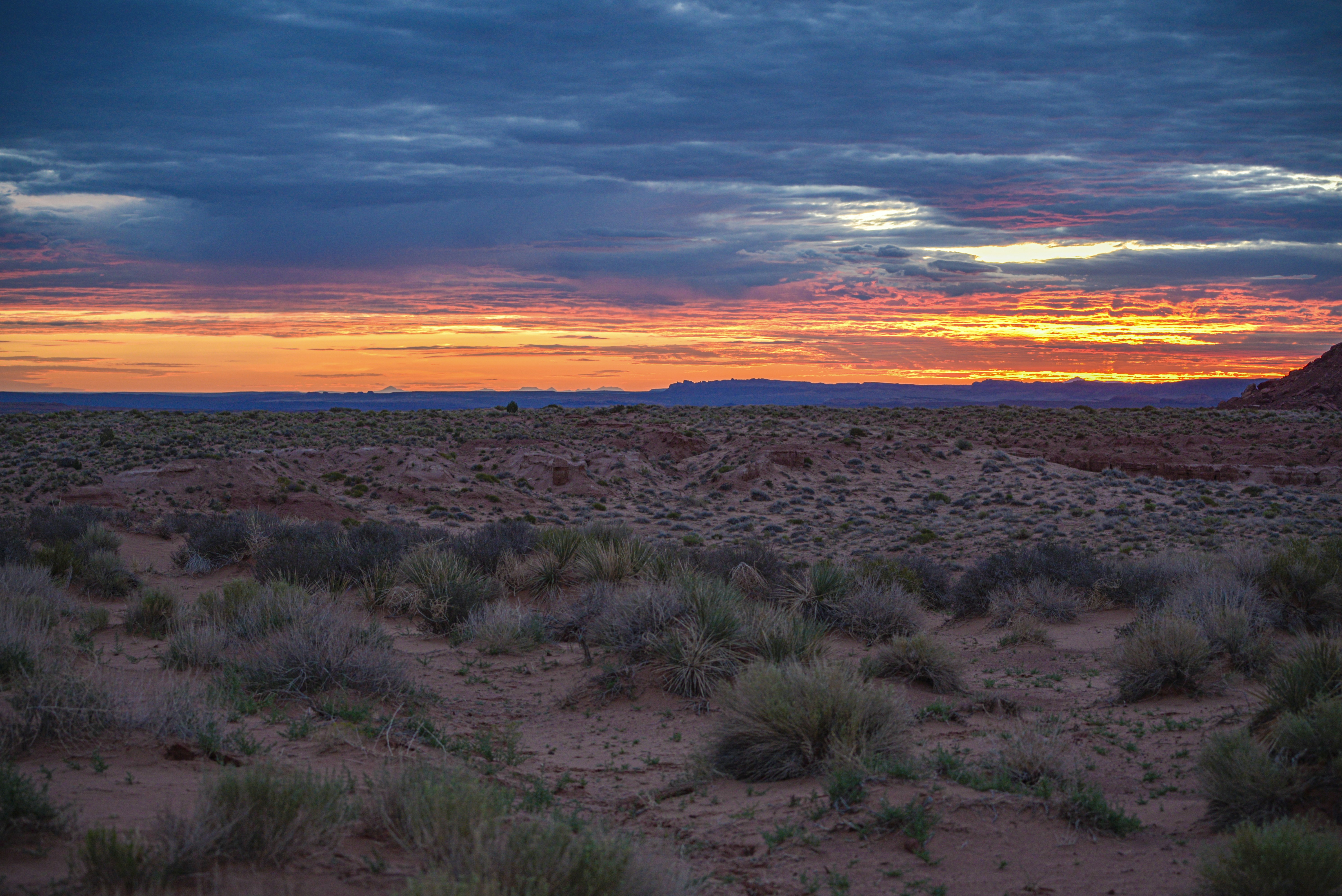 Desert Horizon at Dusk: A Quiet Canyon of Sand and Sky