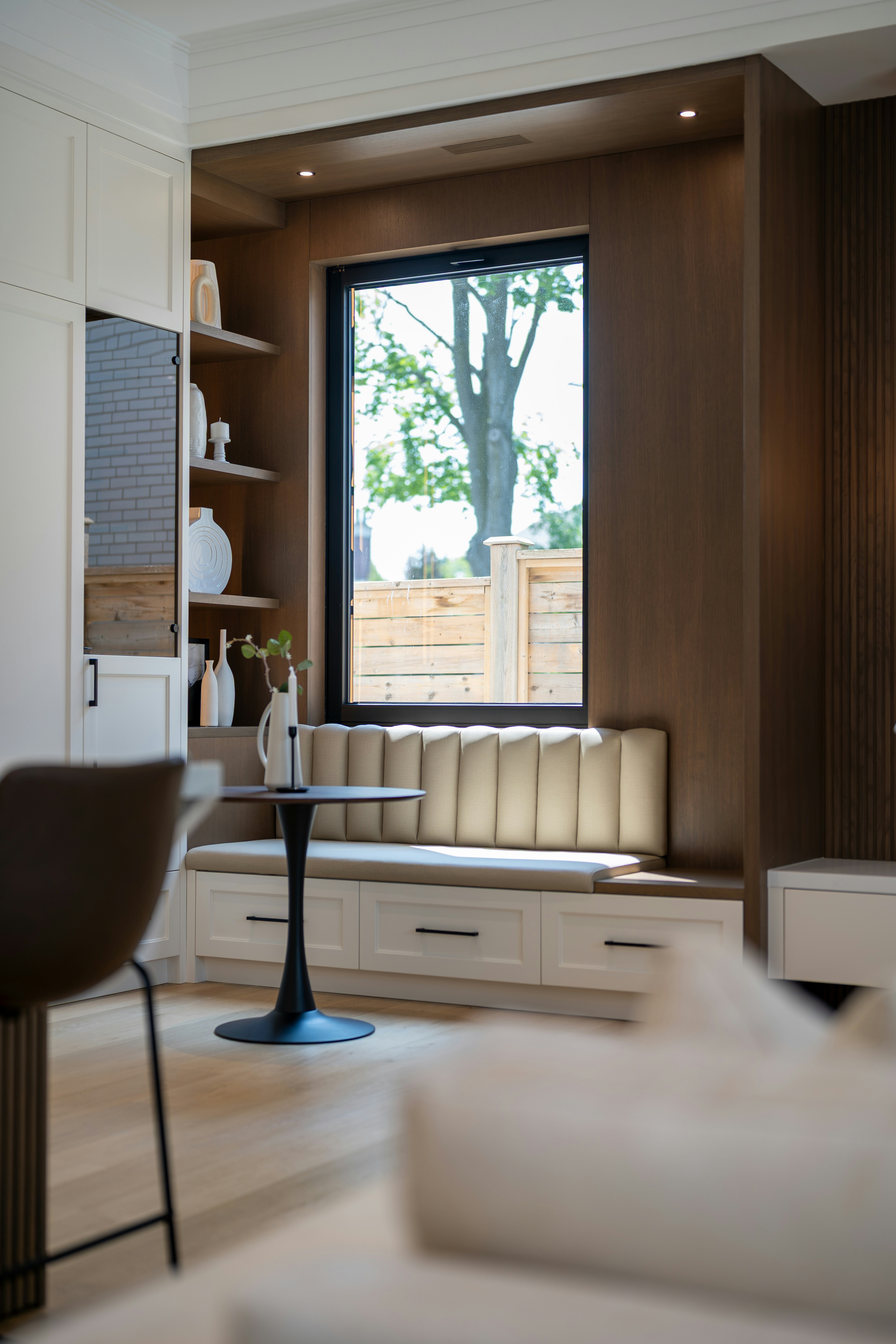 Sunlit Nook: Modern Kitchen Lounge Framed by a Window to Outdoors