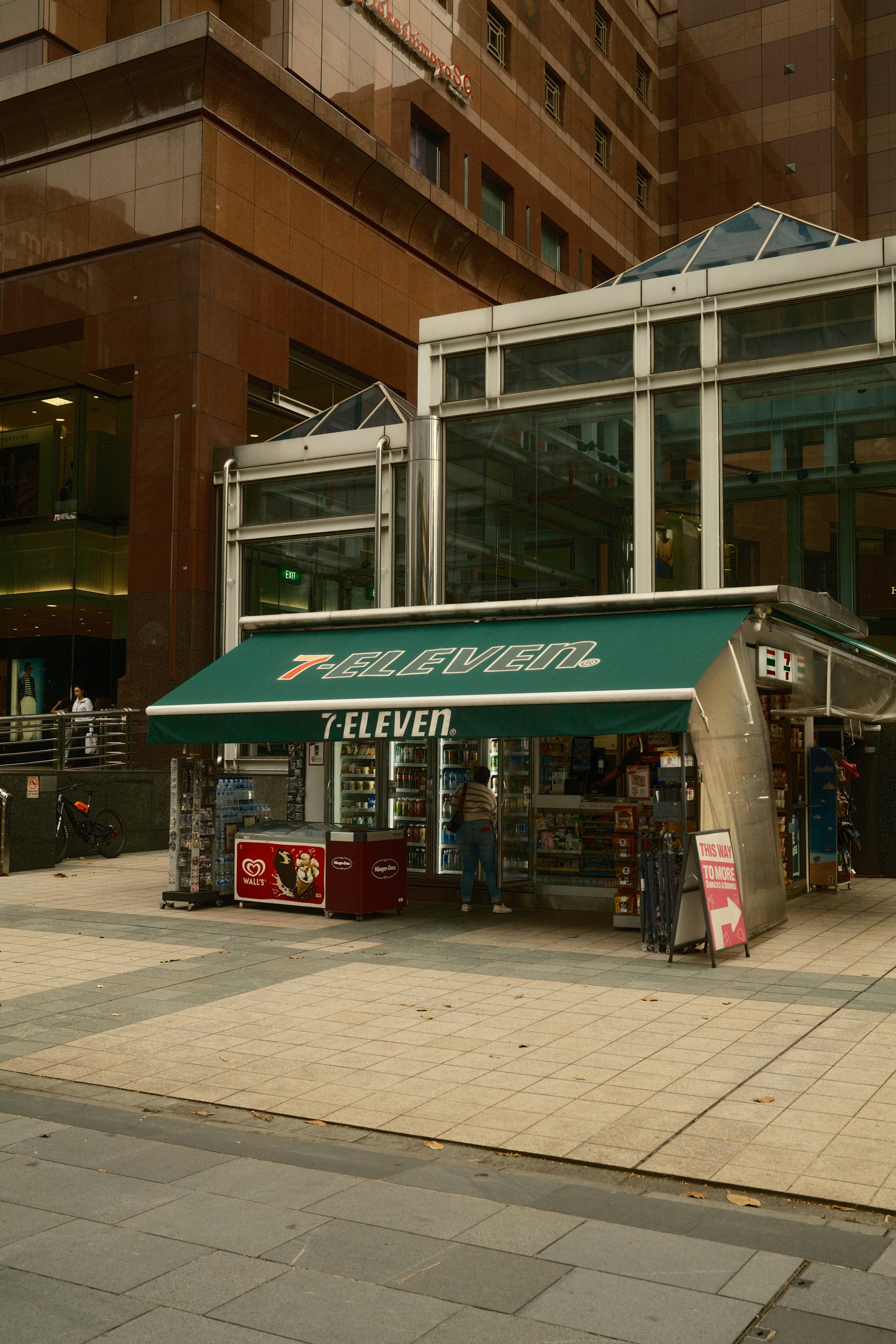 Green Awning, City Convenience: A 7-Eleven Spotlight at Street Level