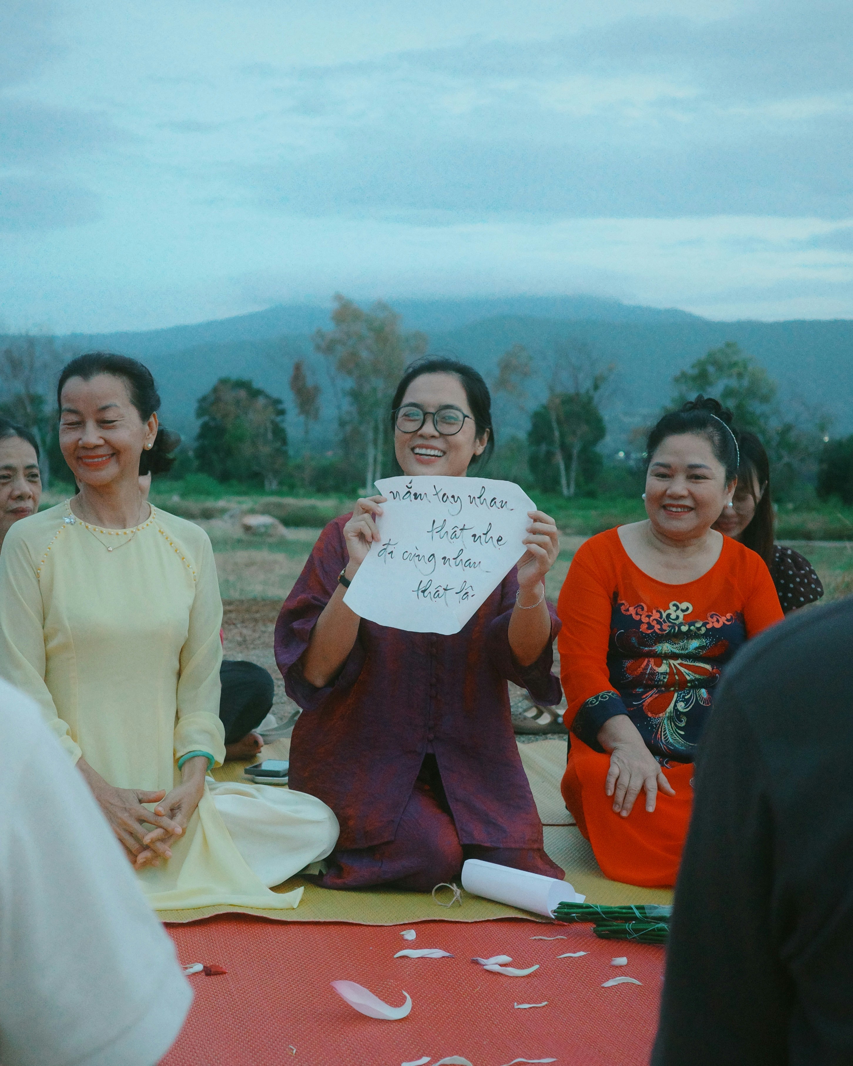 Smiling Sign: A Quiet Gathering Under an Open Sky