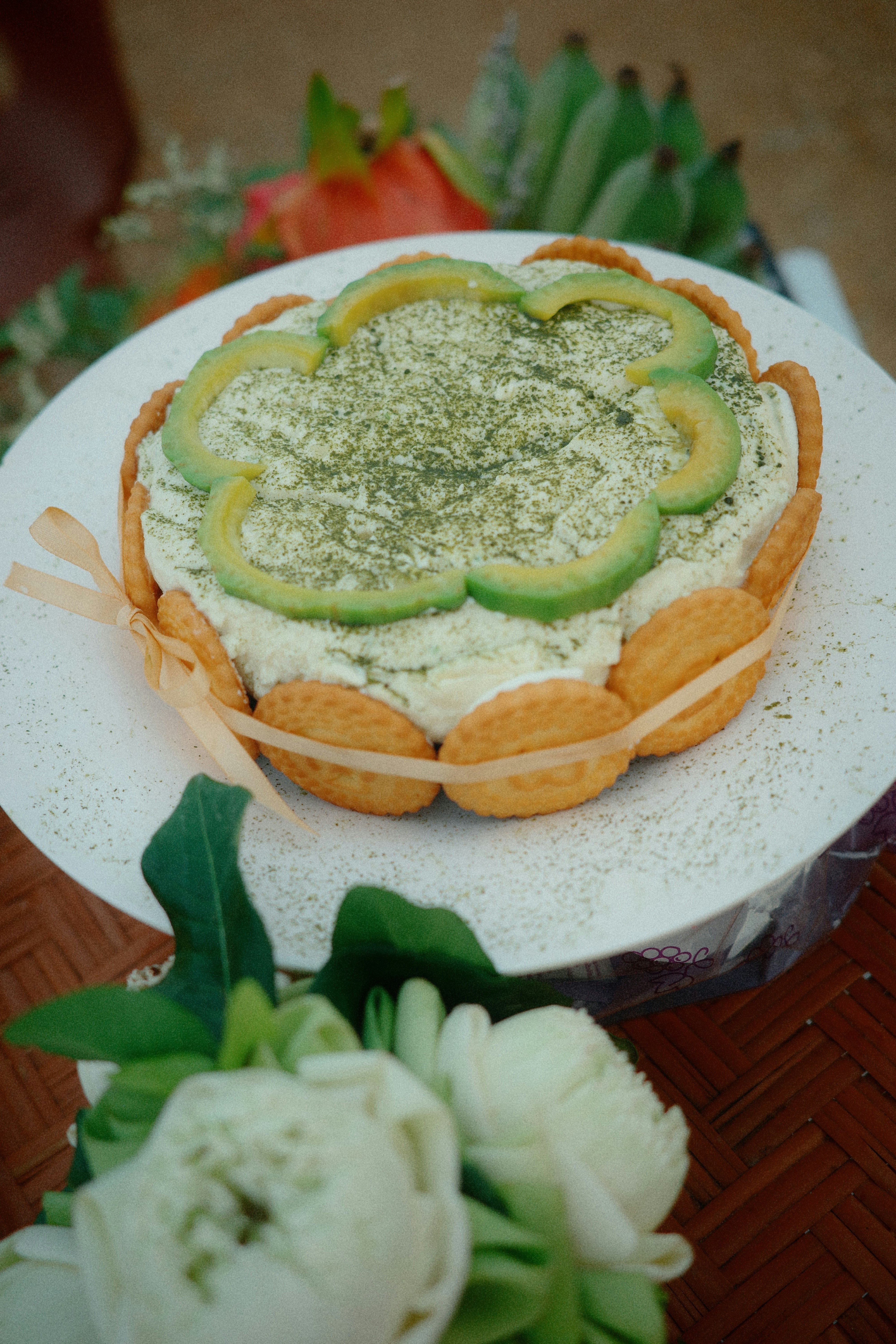Green-shelled Tart: A Creamy Cake Surrounded by Circular Cookies