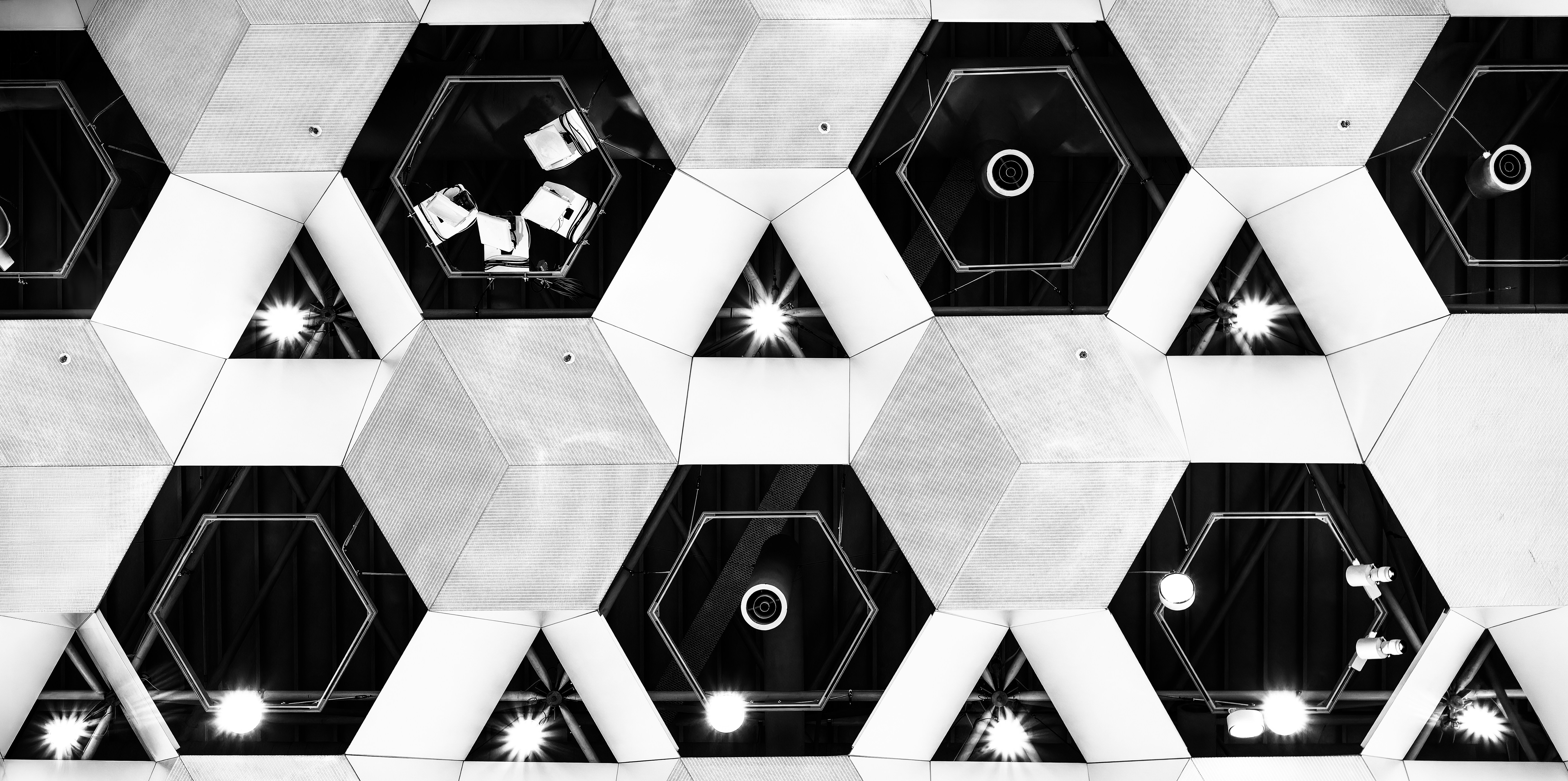 Geometric Hex: A Monochrome Quilt of Parallel Blocks