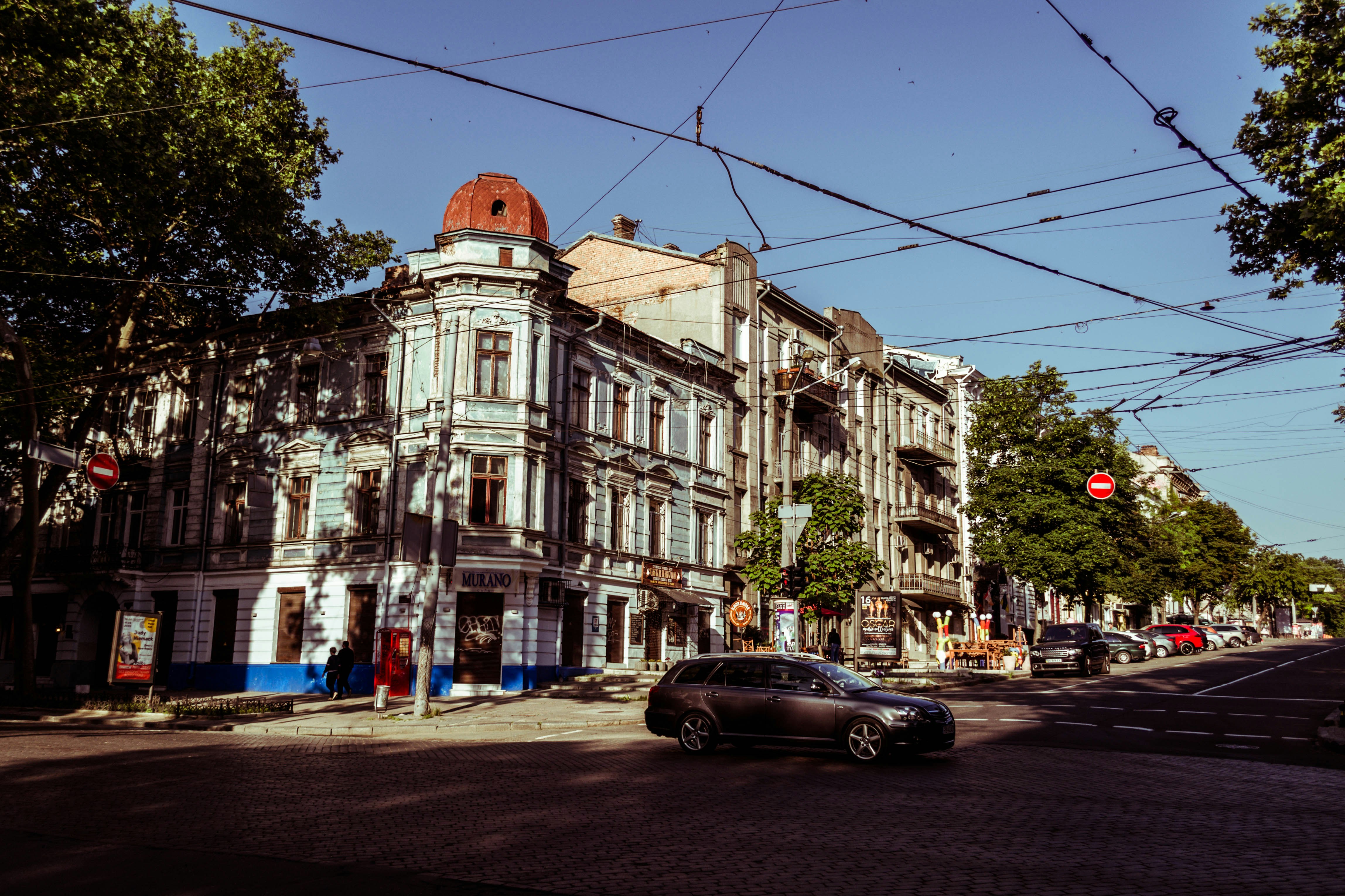 Urban Corner: Historic Building Facades under Catenary Crisscross
