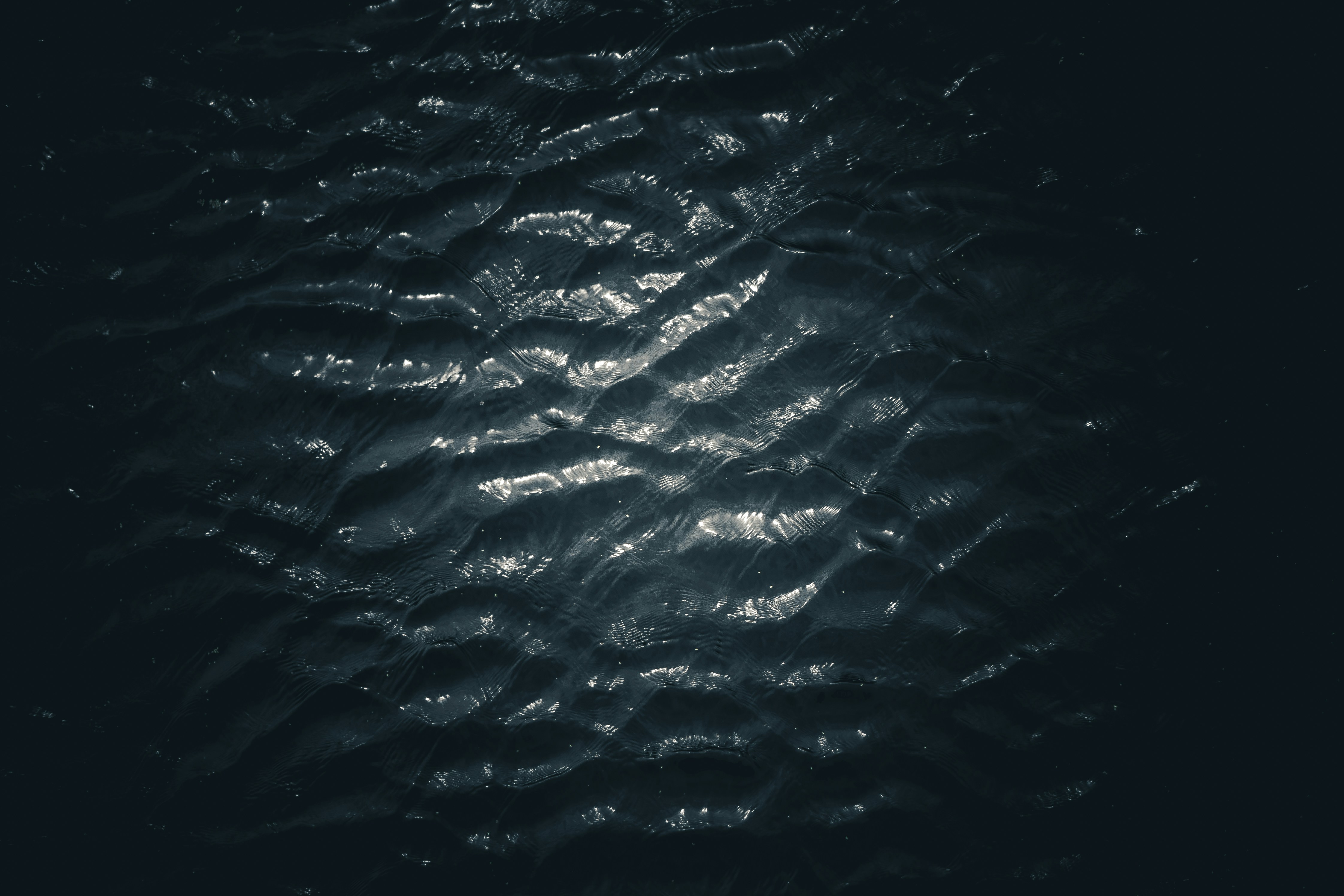 Moonlit Ripple: A Sweep Across Ocean Surface