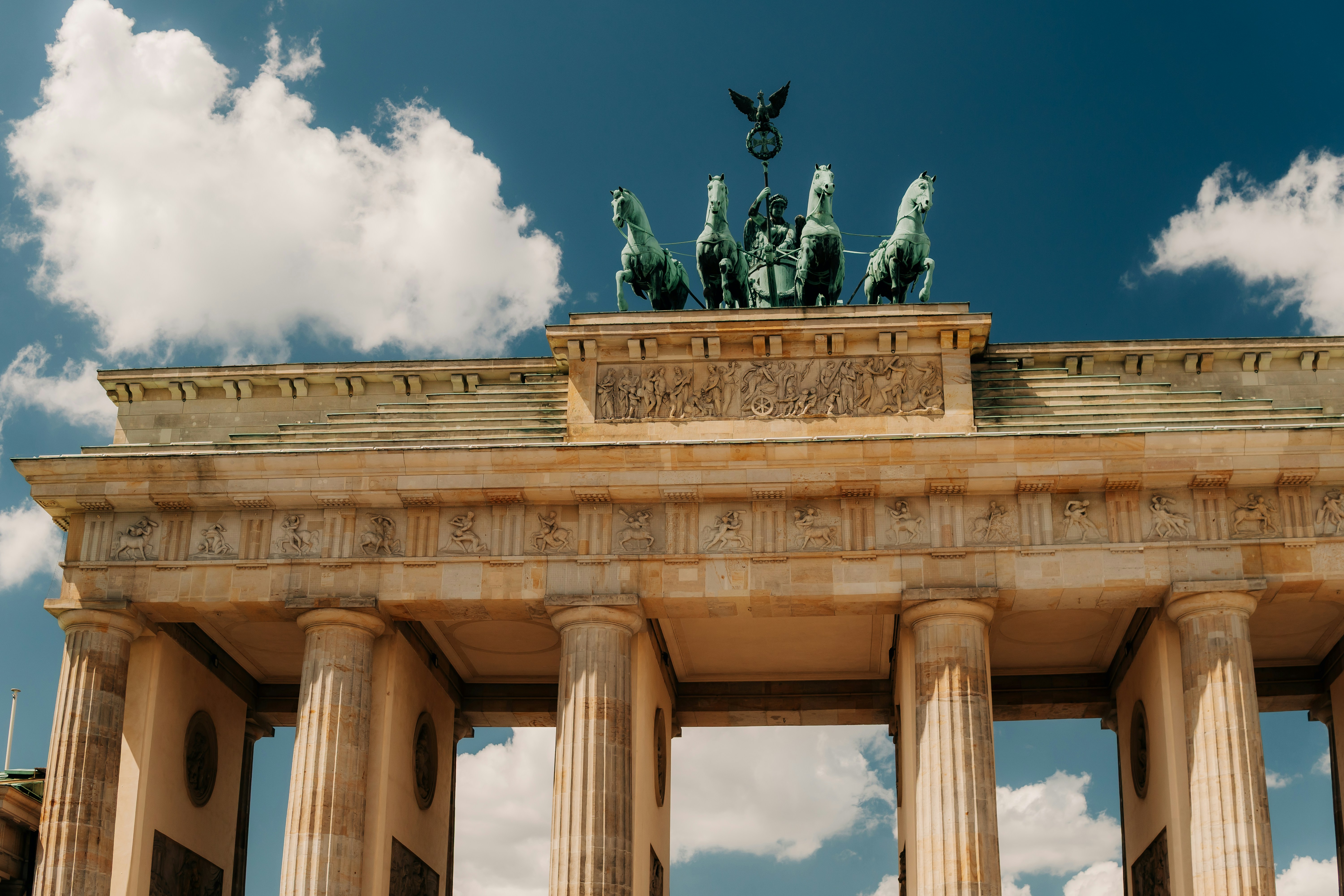 Stone Colonnade Under a Cerulean Sky: The Brandenburg Gate’s Sculpted Majesty