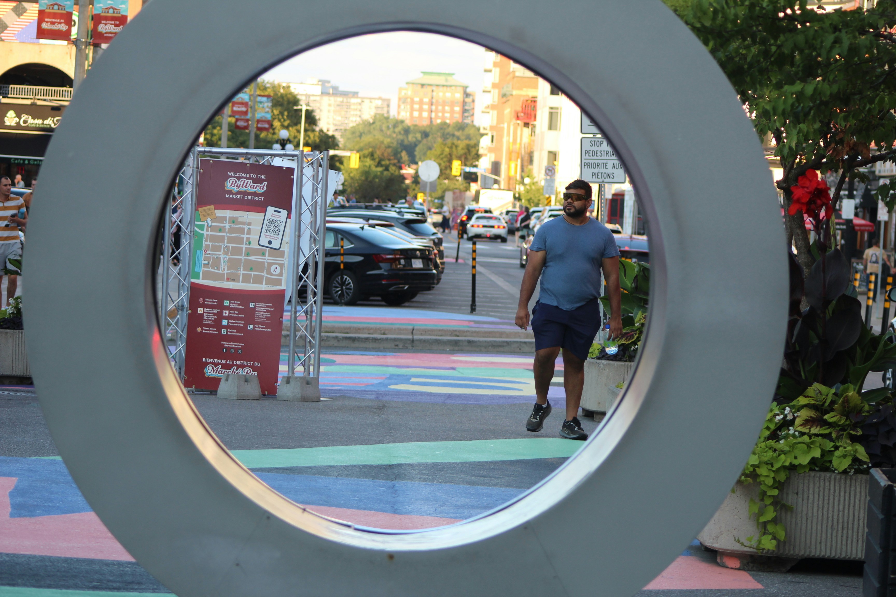 Circular Frame, City Pulse: A jogger in the ring