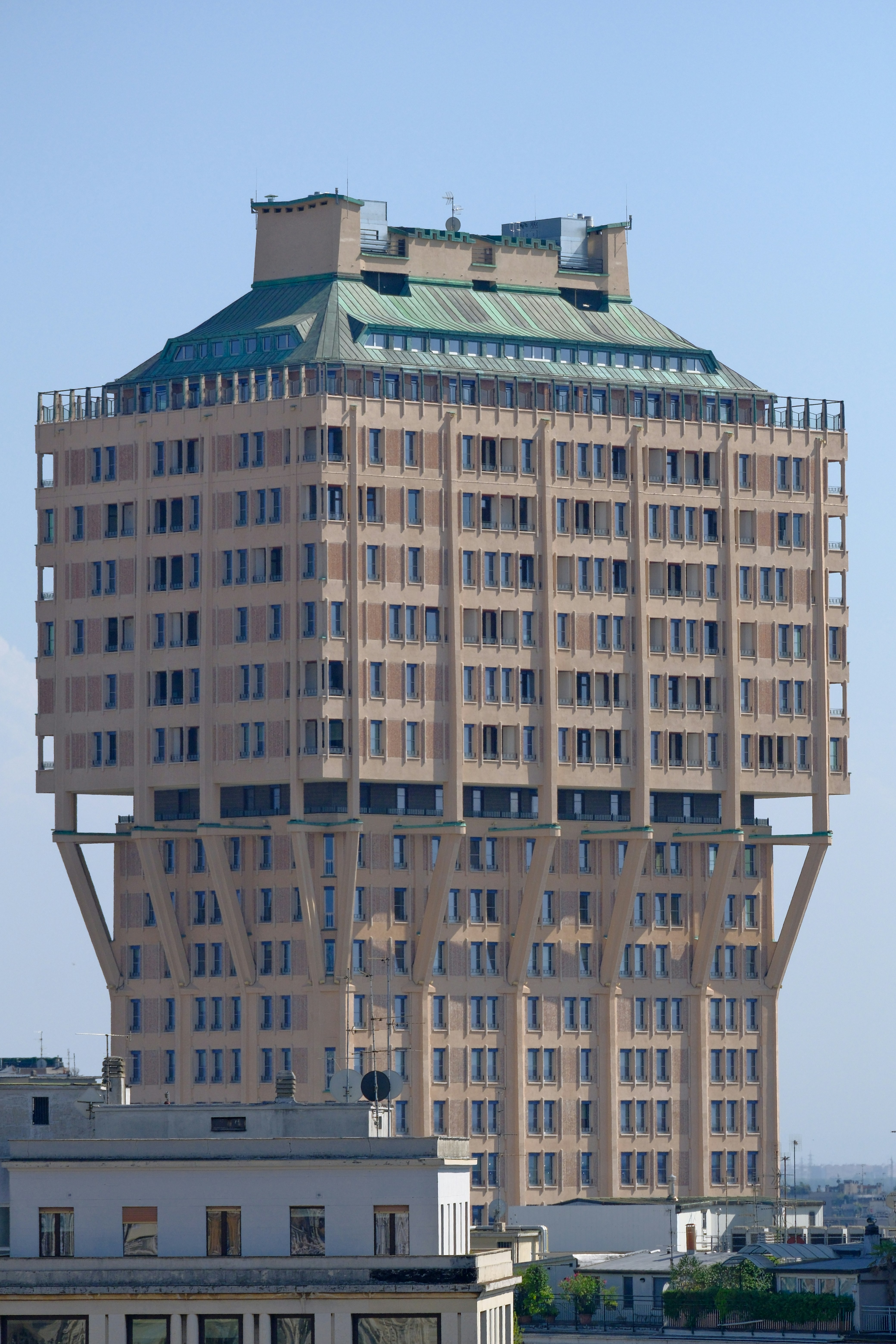 Elevated Tilt: The Elevated Structure of a Tall Building on Stilts