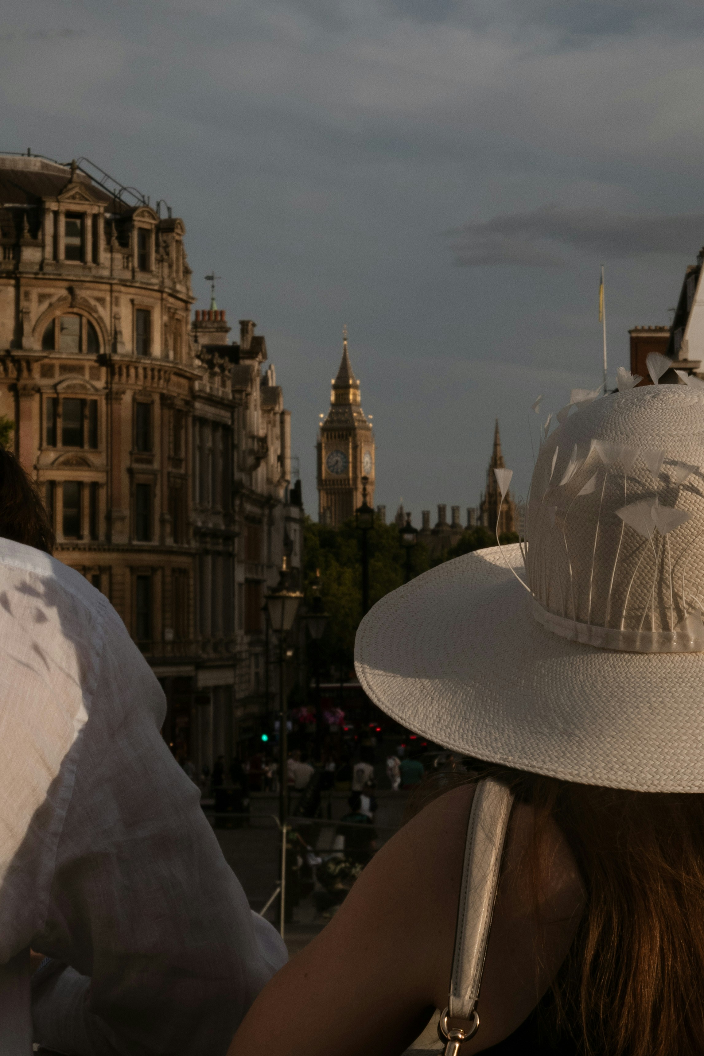 City Vista Under Wide Hat: A Tourists’ Gaze Toward Big Ben