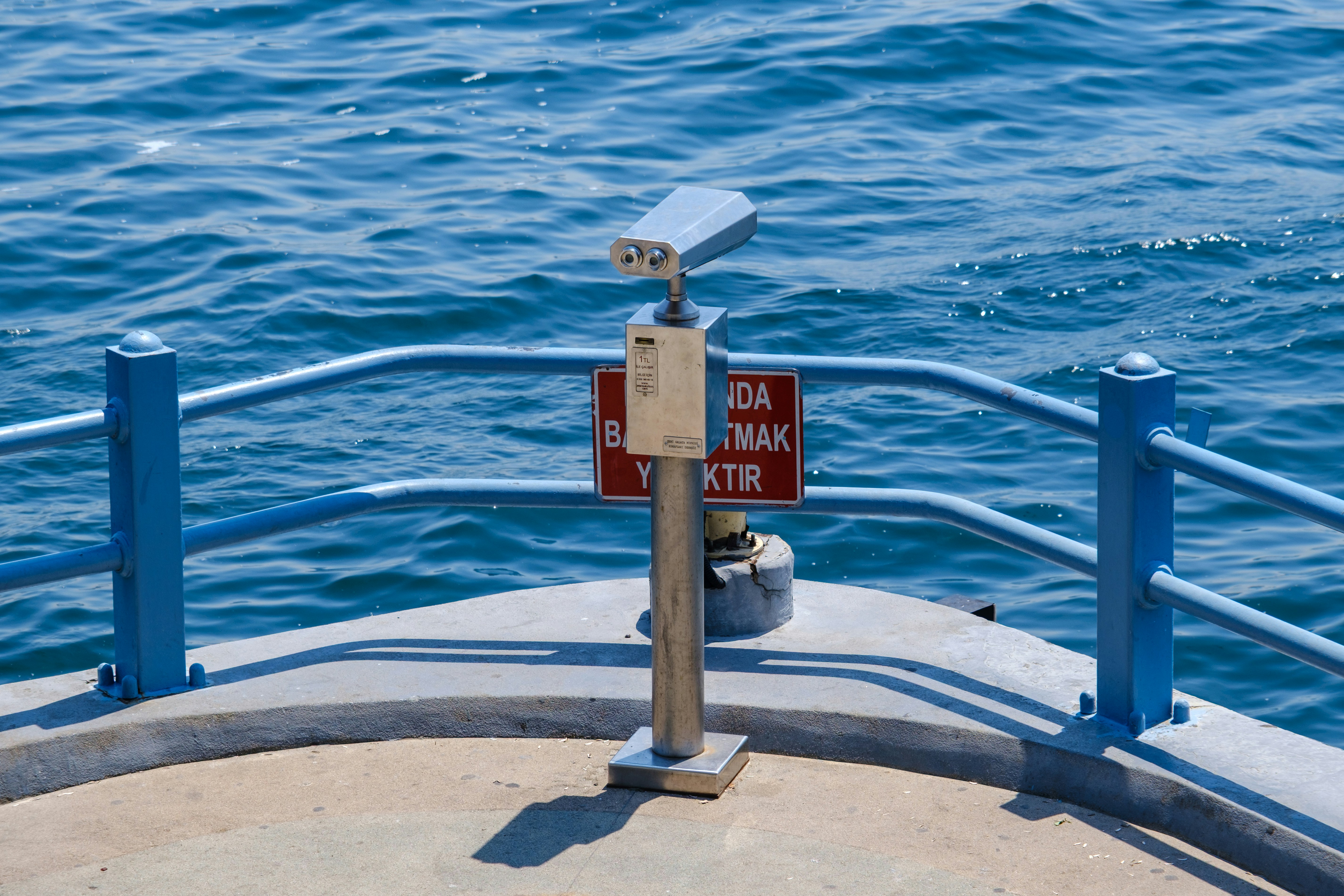 Harbor Edge: A Single Viewfinder on a Quiet Pier