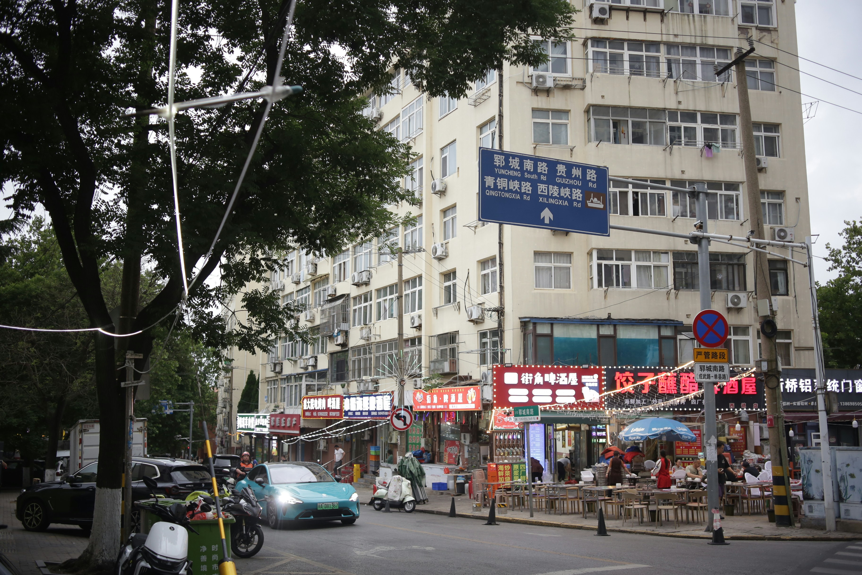 Street Market Pulse: Shopfronts, Signs, and a Taxi Queue