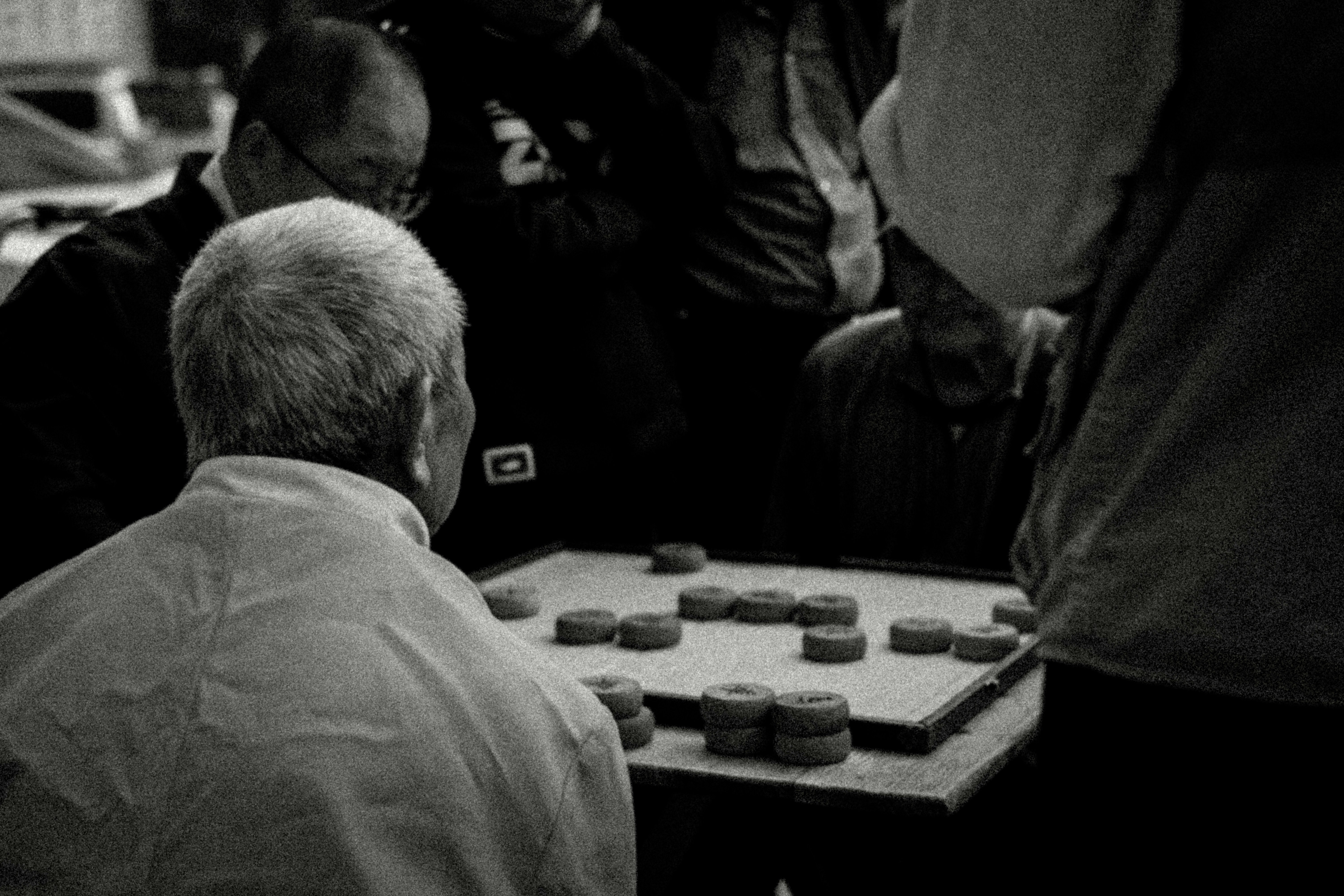 The Quiet Strategy: A Back-turned Player Reads the Board