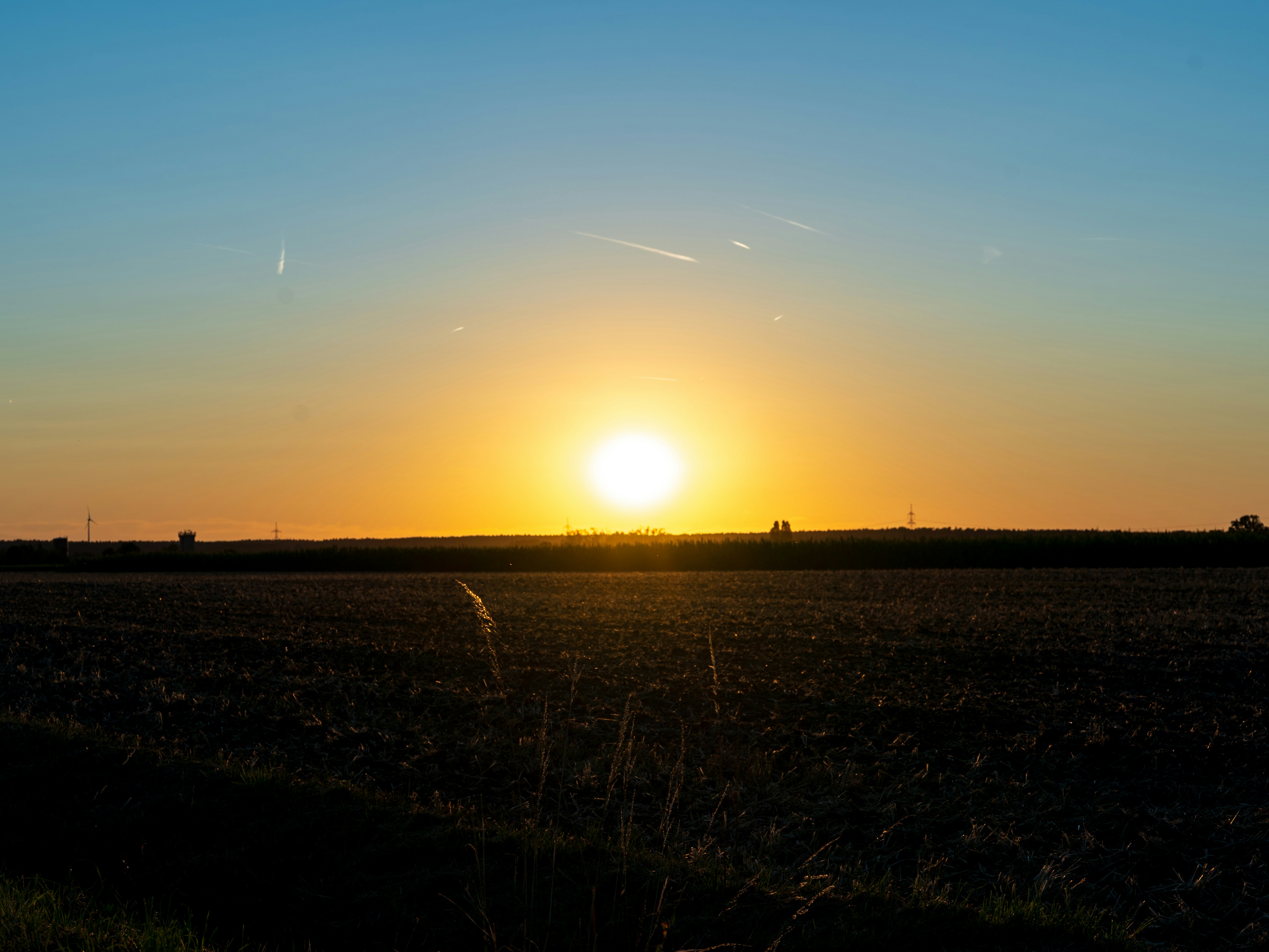 Low Sun, Wide Field: A Quiet Horizon at Sunset