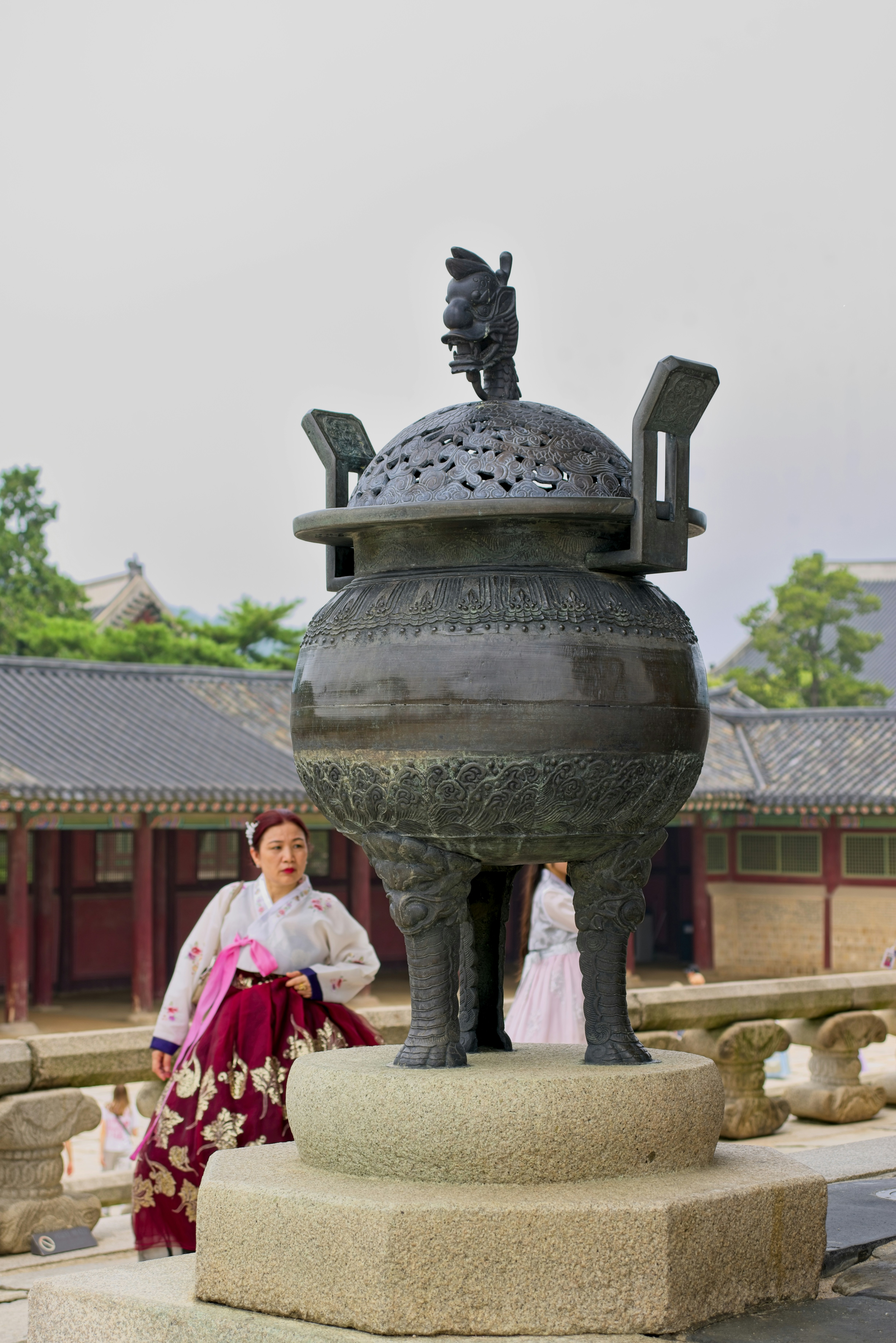 Ancient Urn, Modern Gaze: A Kimono and the Garden Vessel