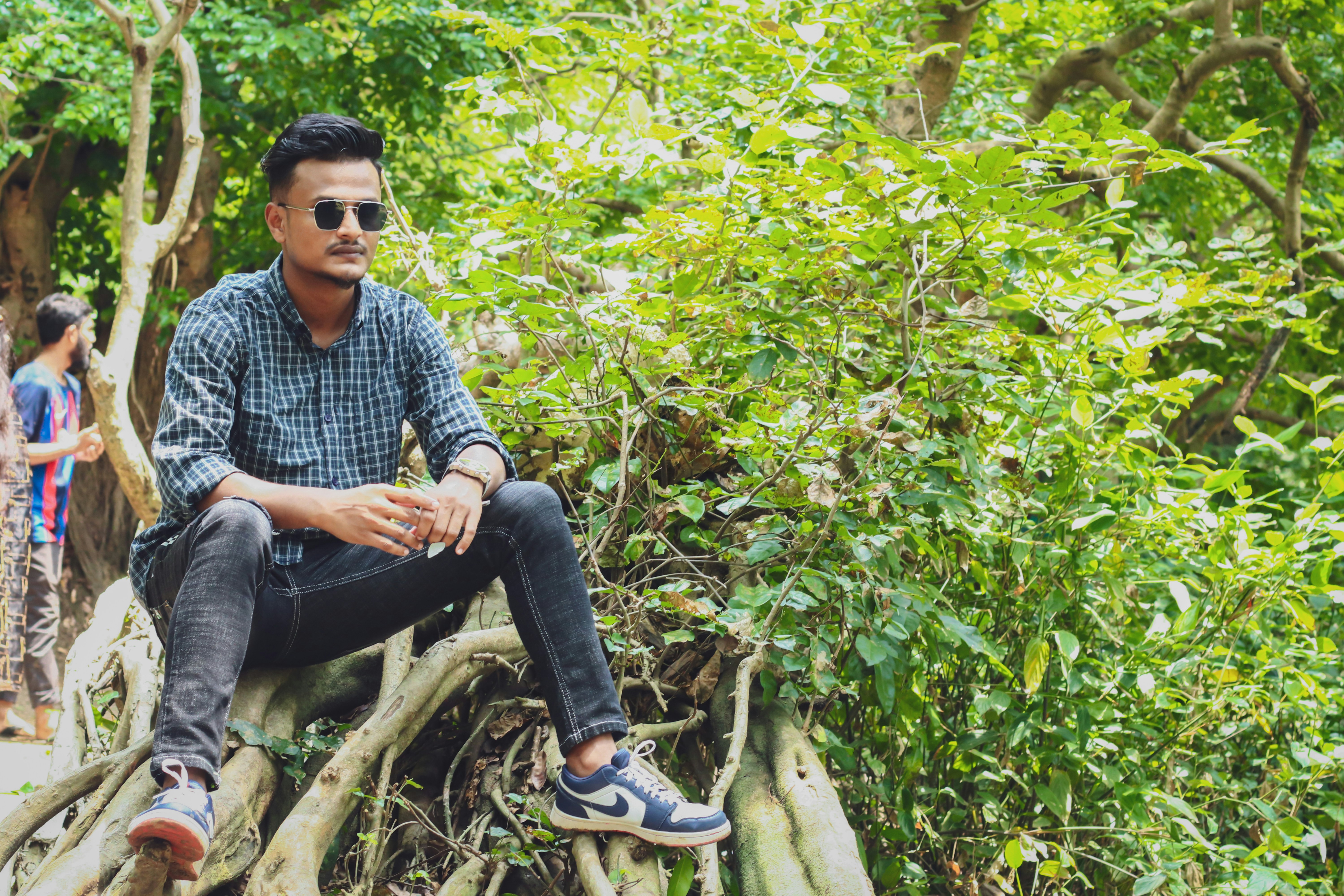Horizon sitter: a relaxed moment above the roots