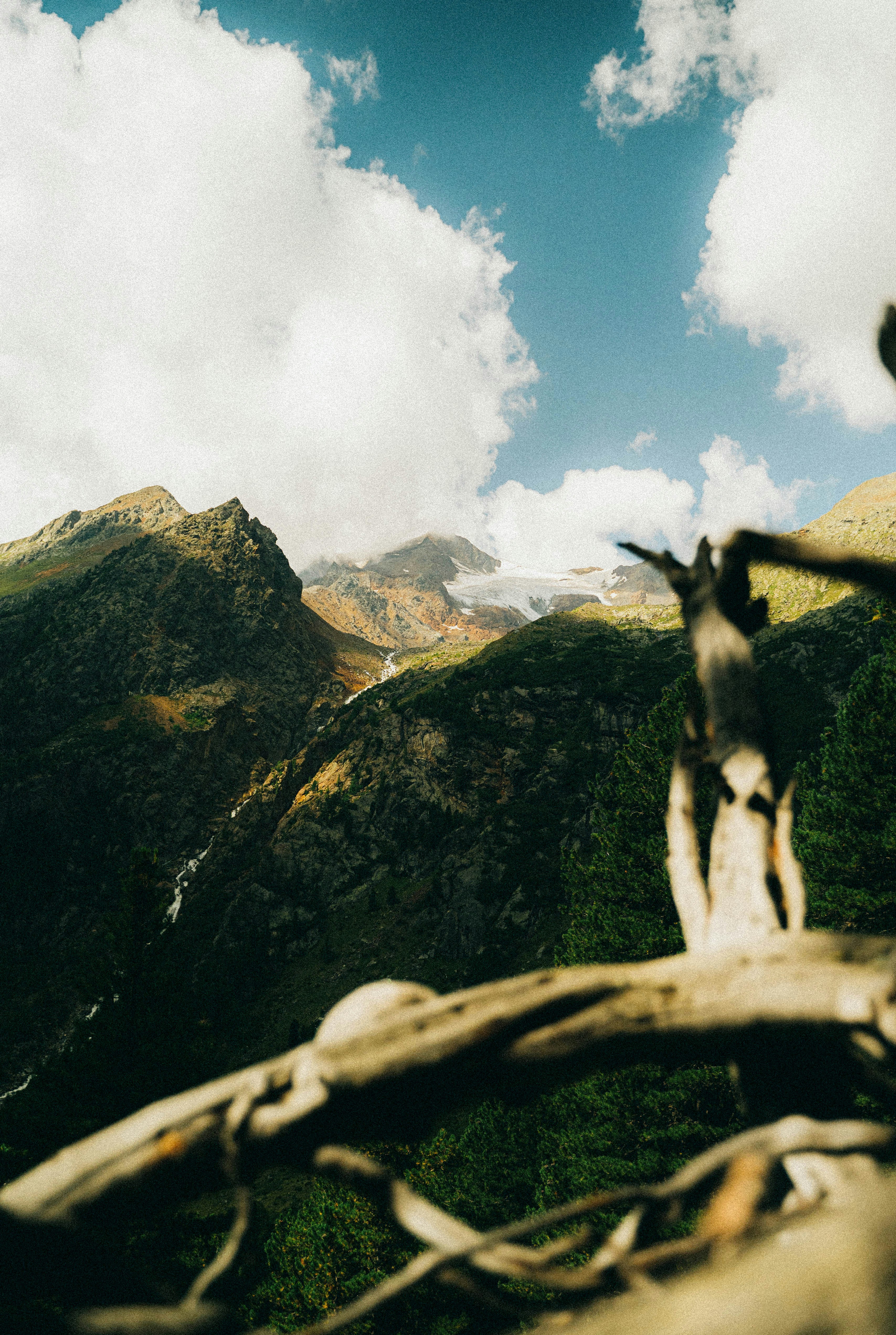 Torres del Viento: alpine ridges beneath a cobalt sky
