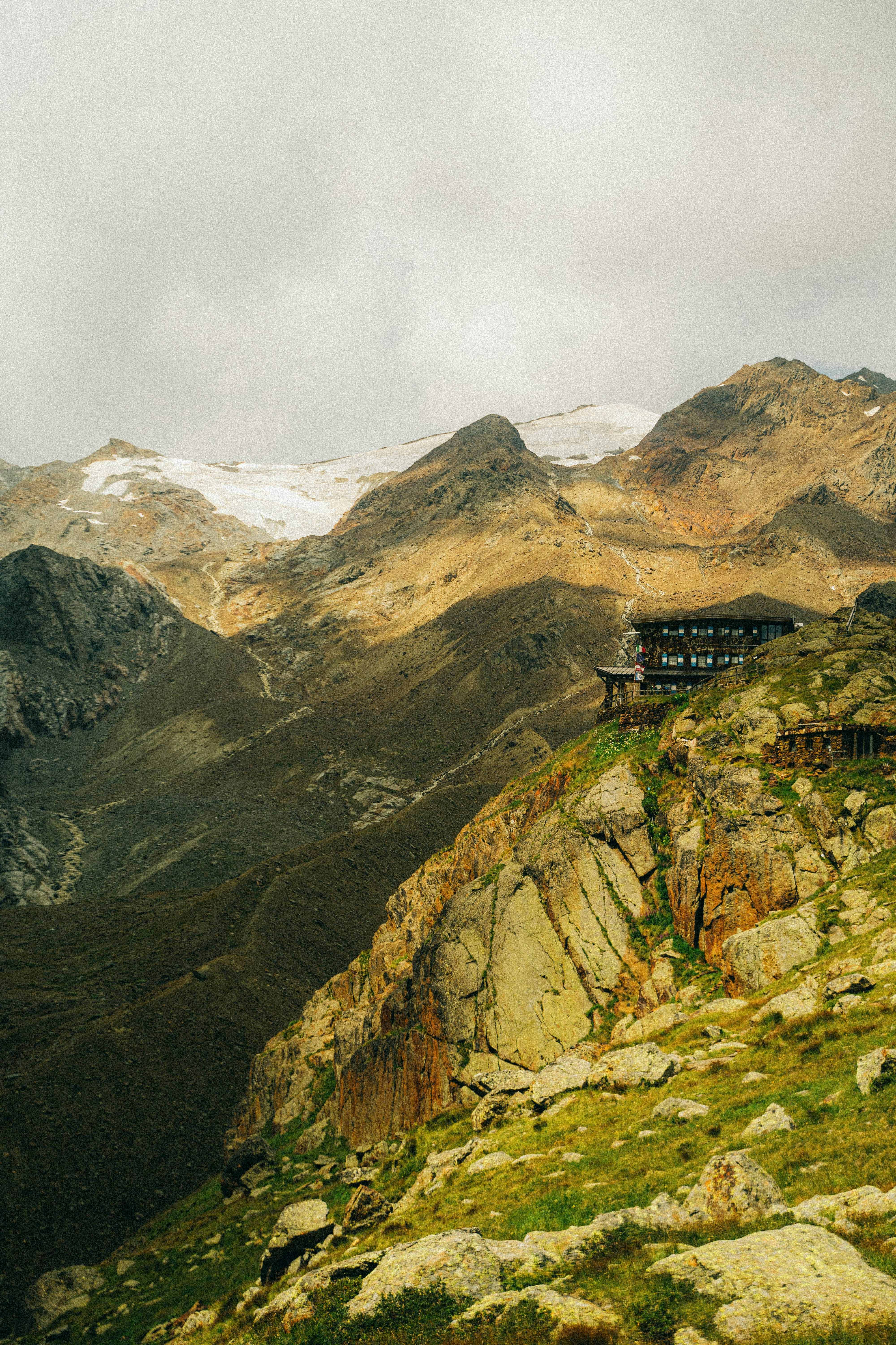 Ridge Retreat: A Mountain Lodge Nestled on the Cliffs