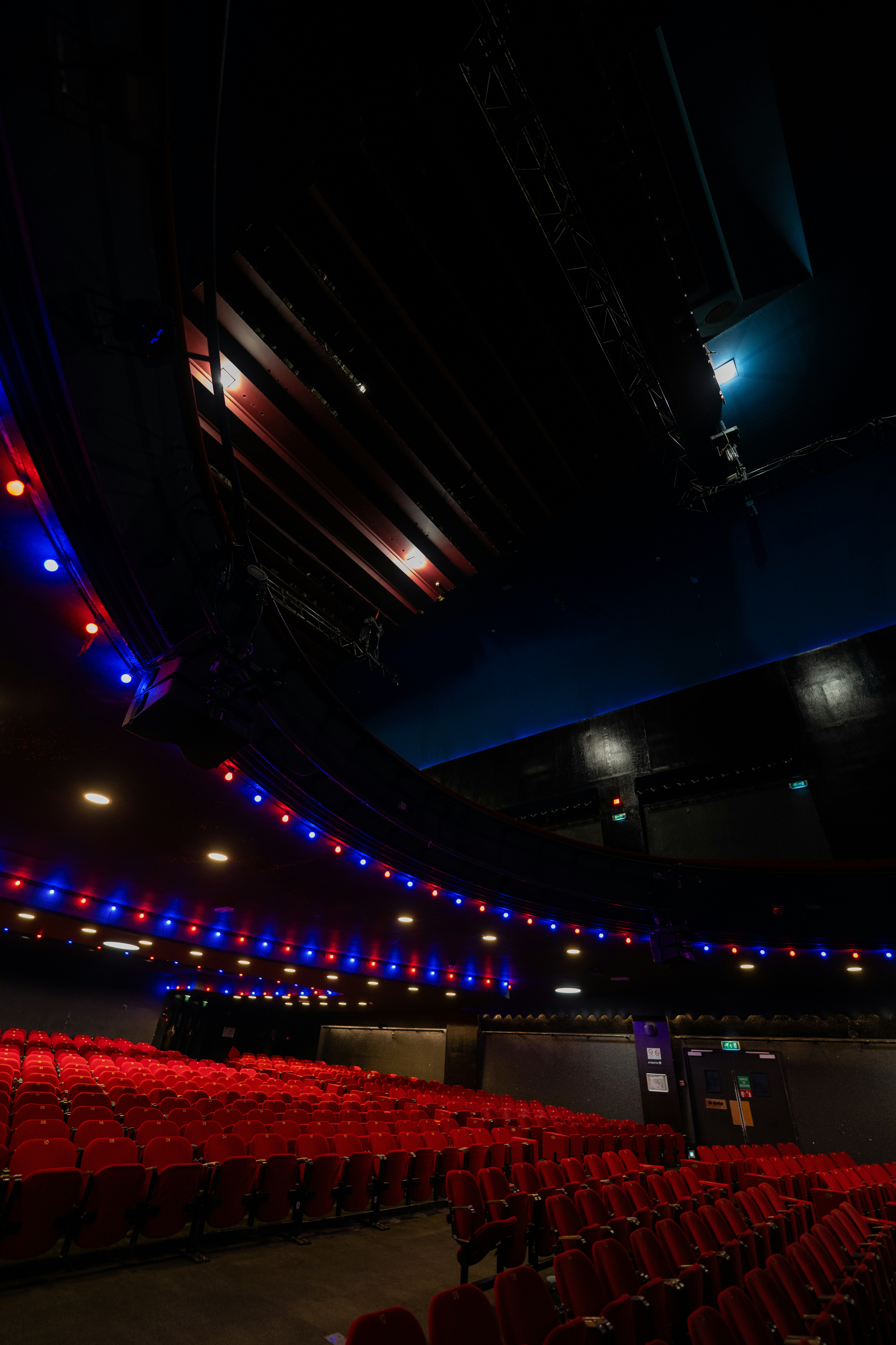 Red Velvet Rows: A Quiet Horizon in the Grand Theater