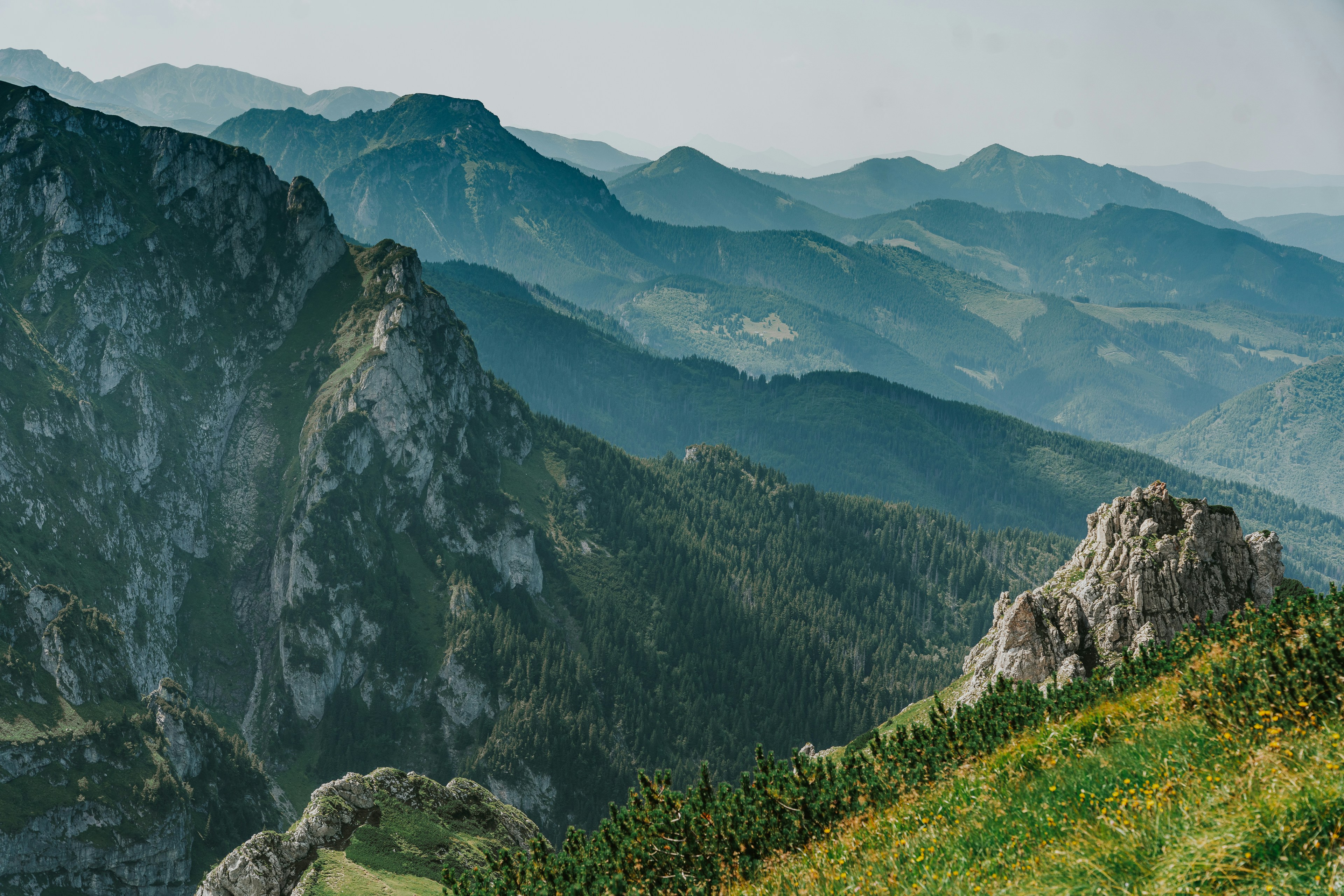 Ridge of Echoing Peaks: A Quiet Panorama Across the Valleys