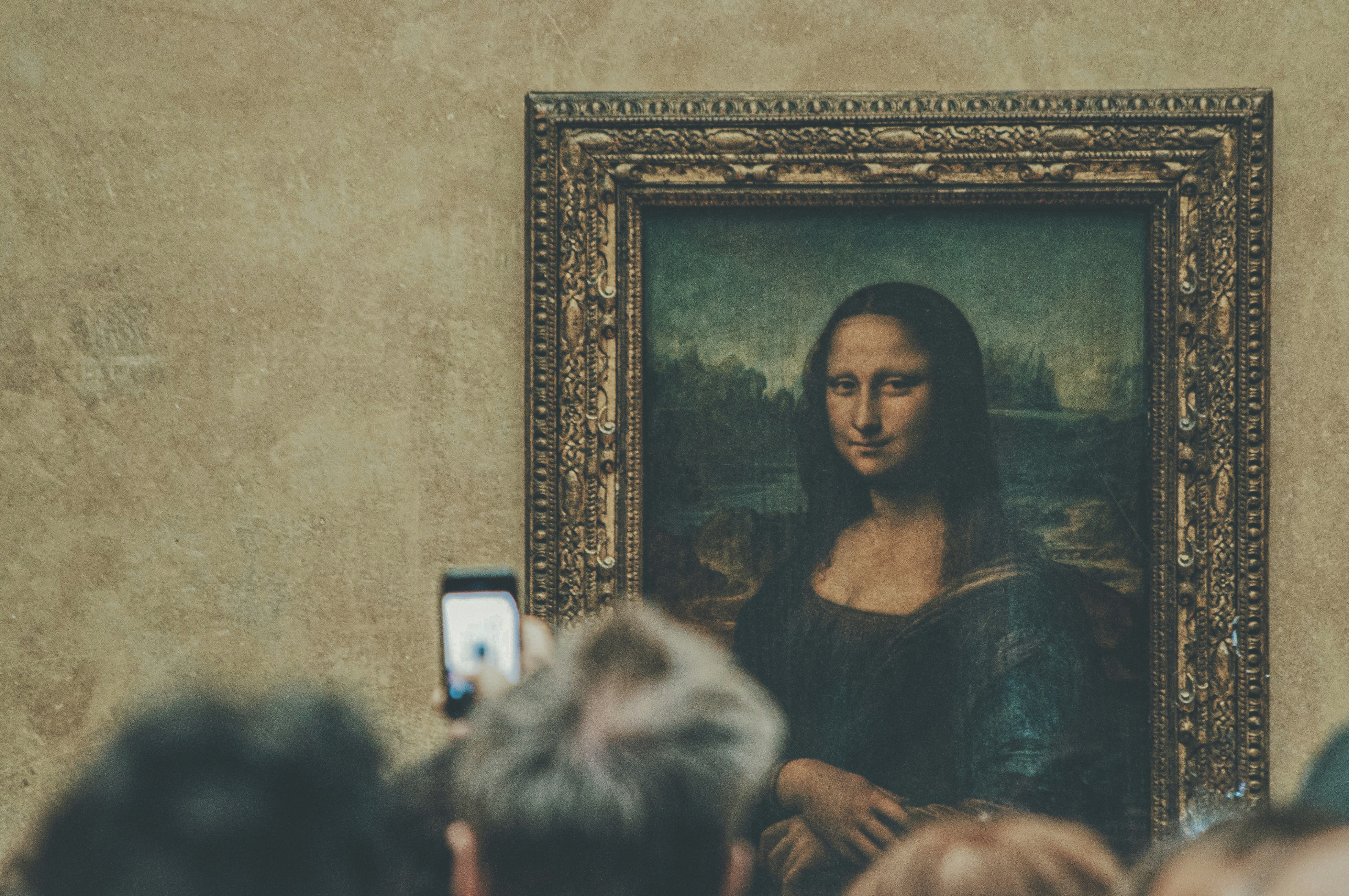 Crowd Captures the Mona Lisa Moment at a Museum