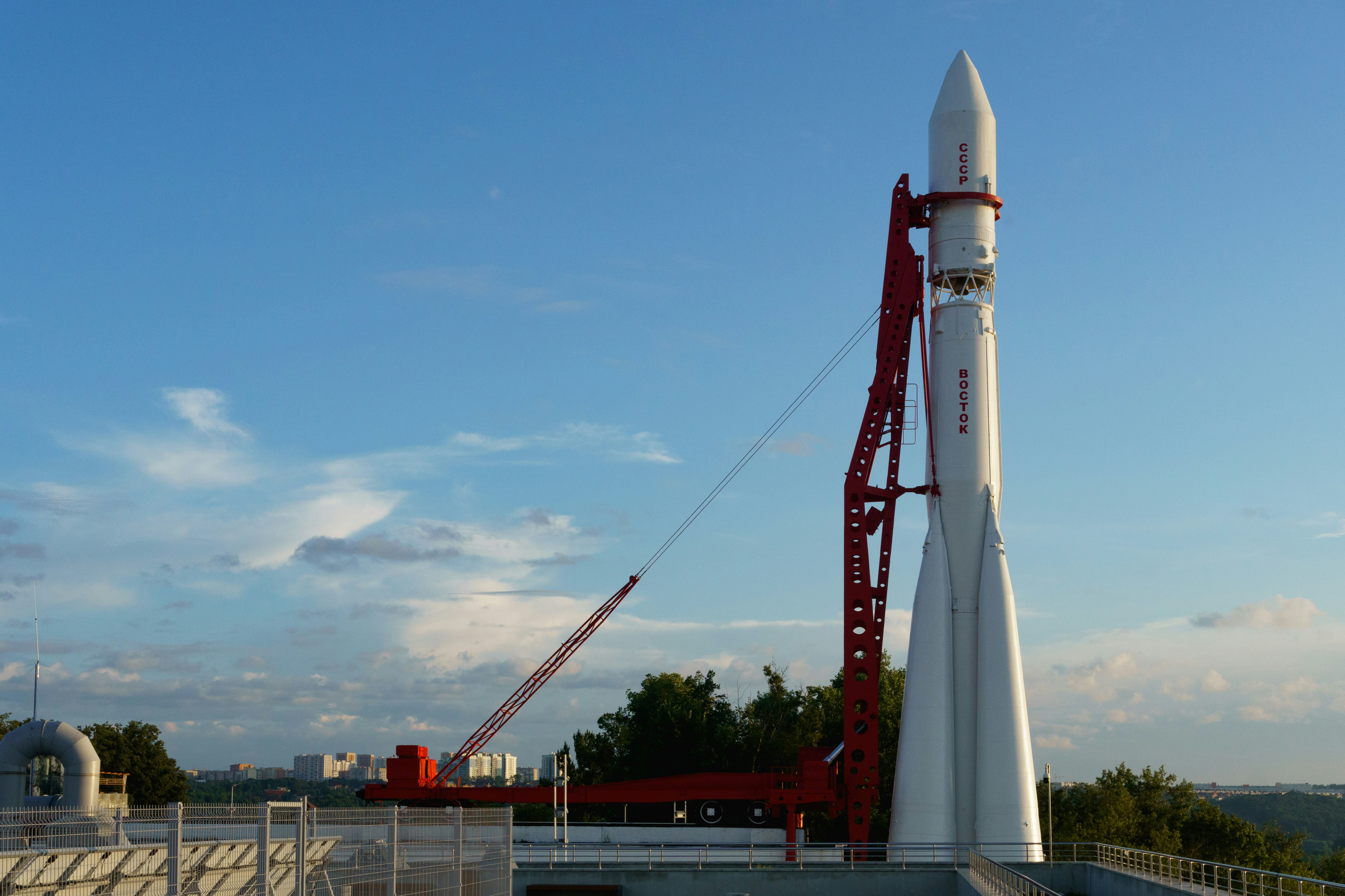 Rooftop Launch Frame: A Strut-and-Sail Rocket Tower Against a Clear Sky
