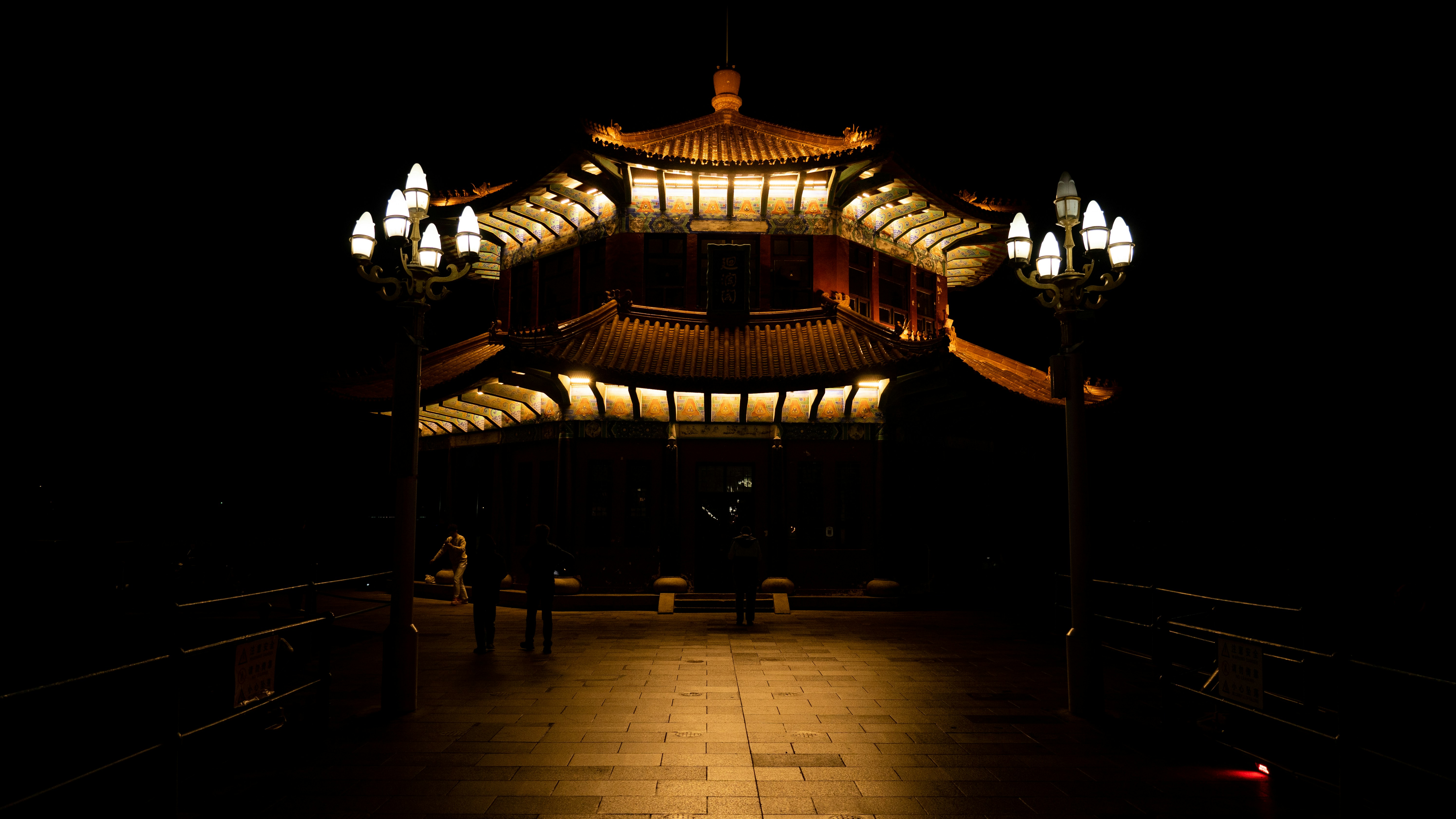 Luminous Gatekeeper: Night Lanterns Framing a Traditional Pavilion