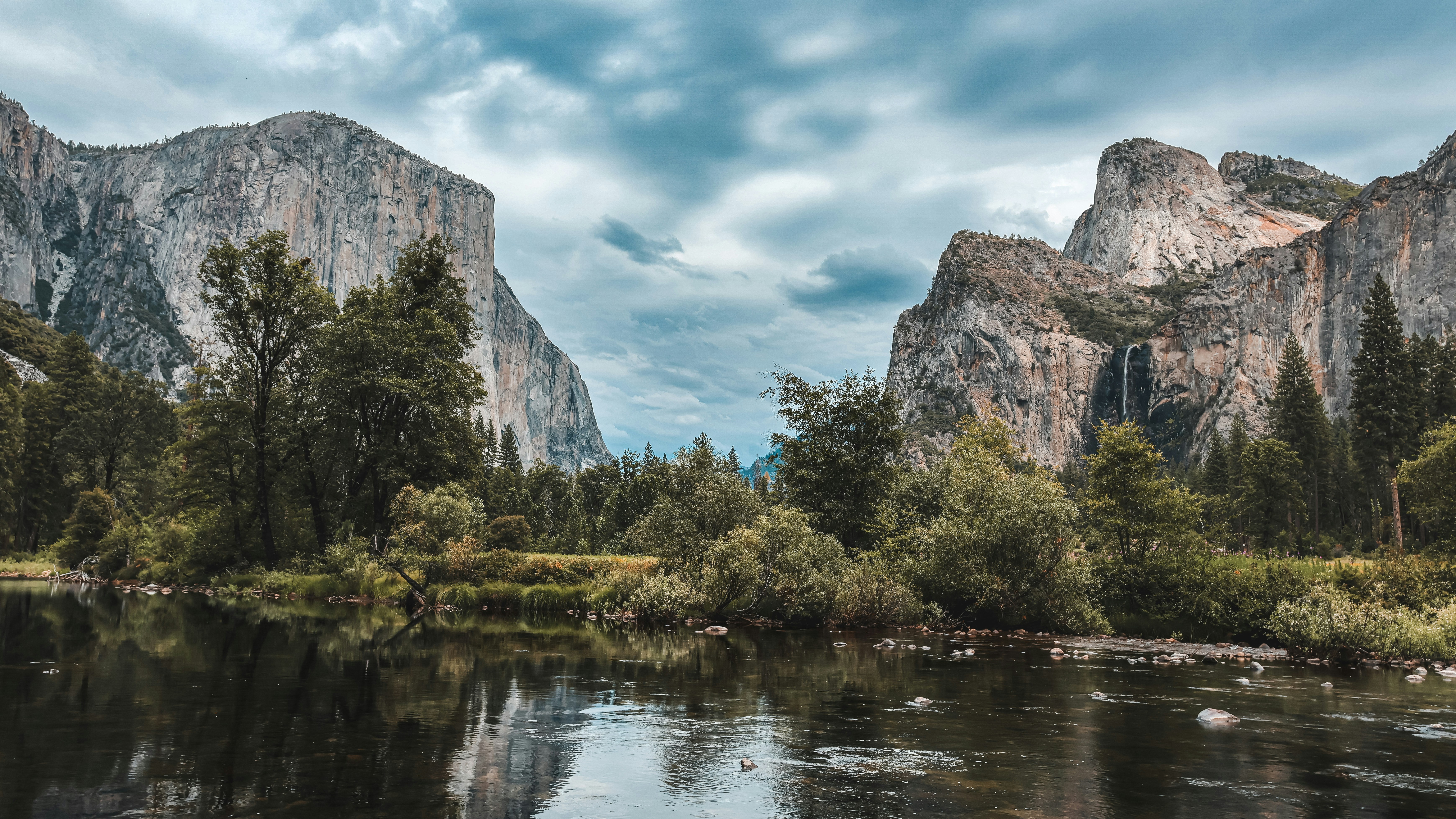Between towering cliffs and still water: a quiet canyon shoreline