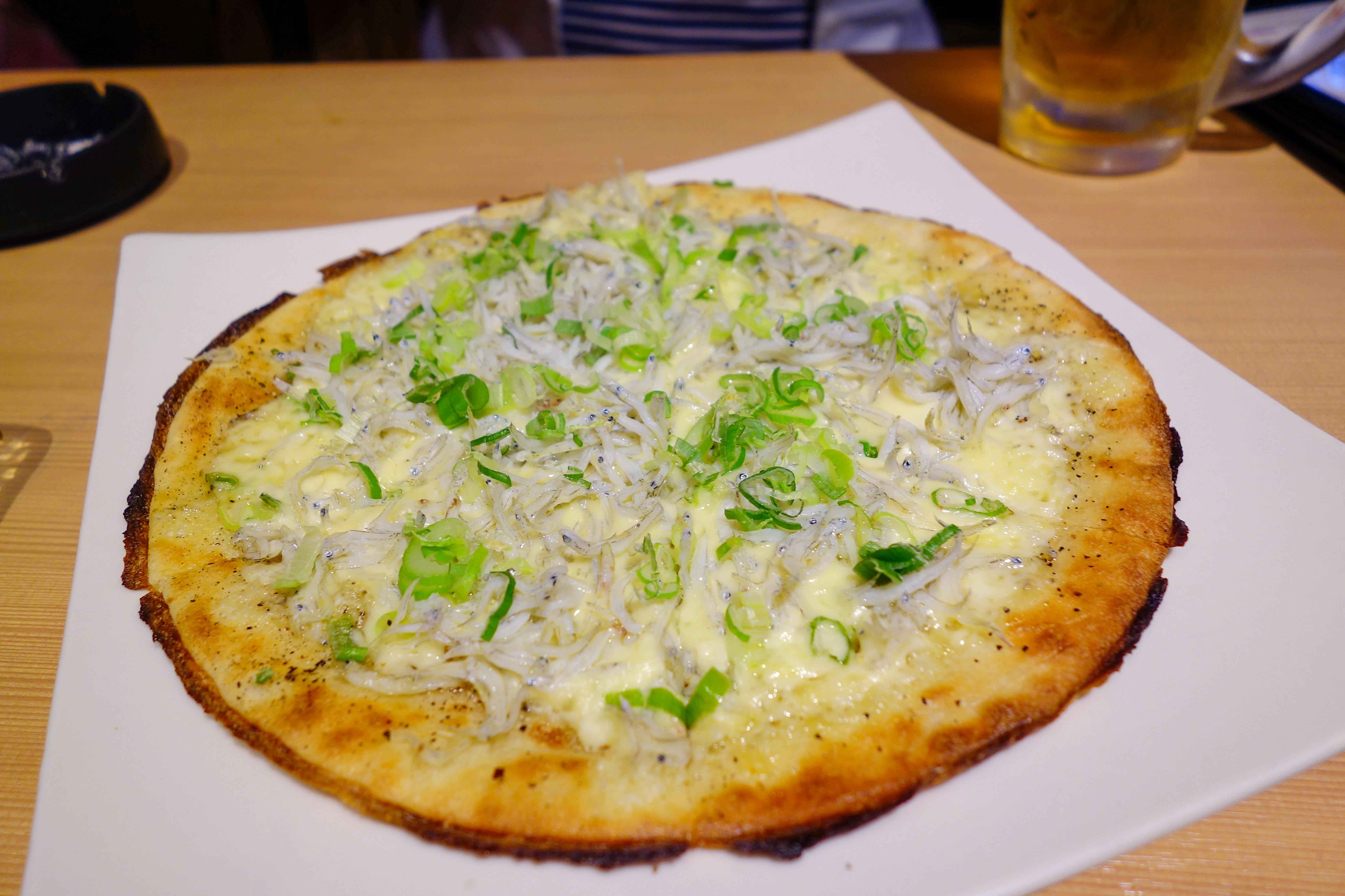 Cheesy Green Onion Drizzle: A Perfect Round Pizza