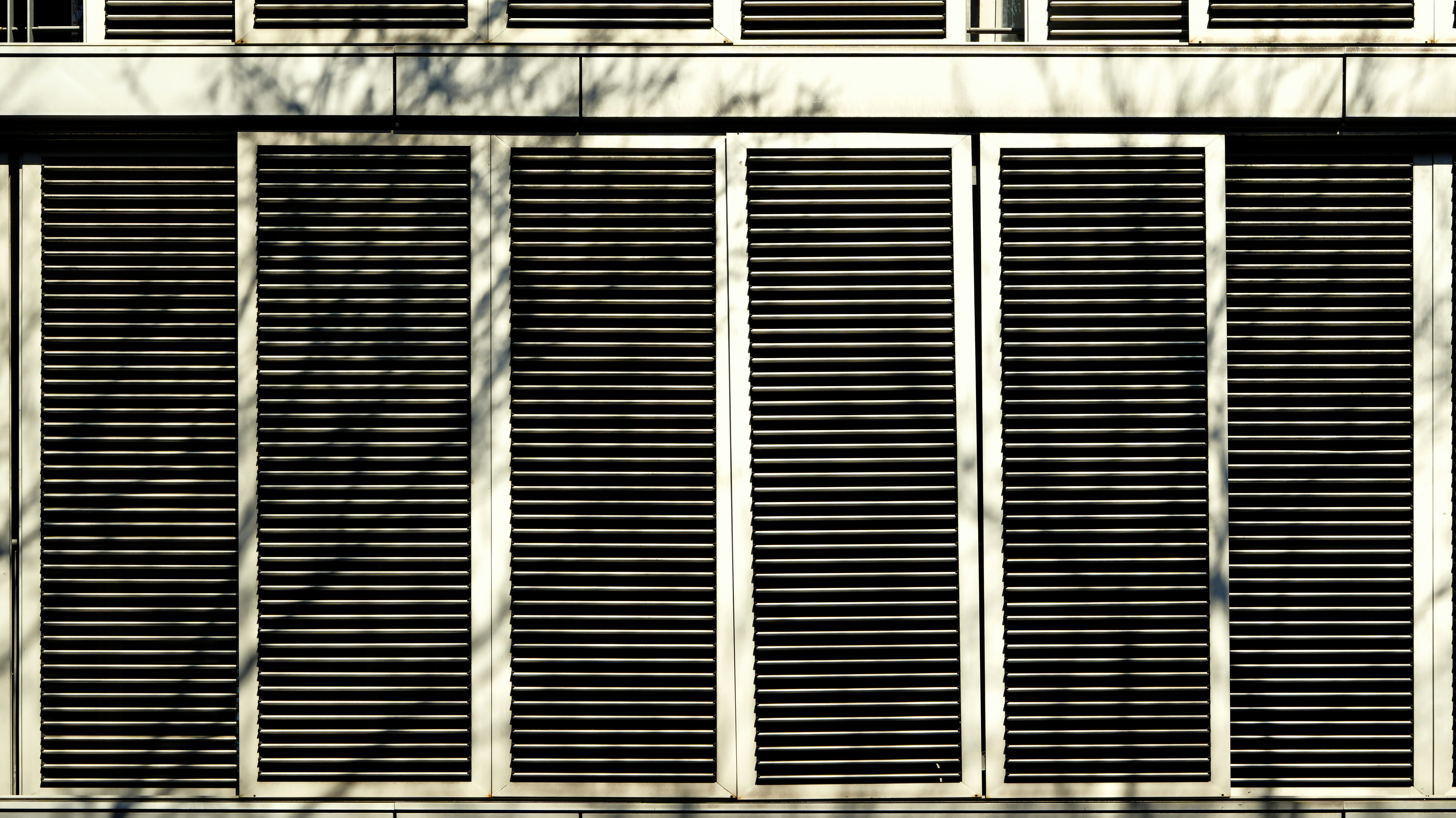 Facade Lines: Repetition and Shadow Play on Vertical Louvers